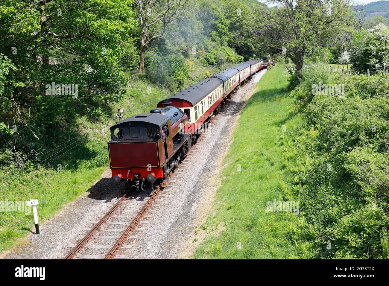 Steam Train Victor pulling 5 coaches at the Lakeside & Haverthwaite ...