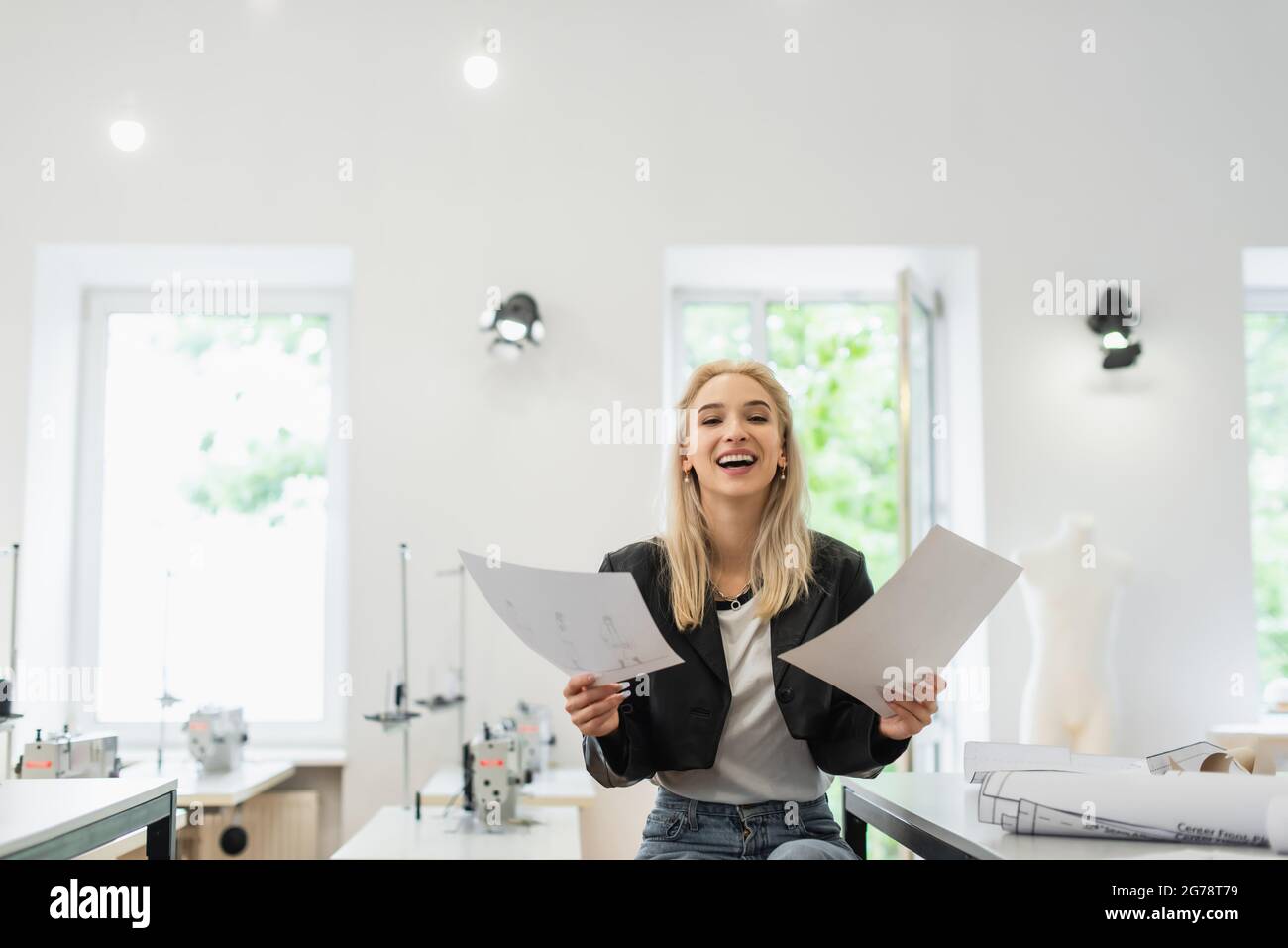 Pretty designer smiling camera hi-res stock photography and images - Alamy