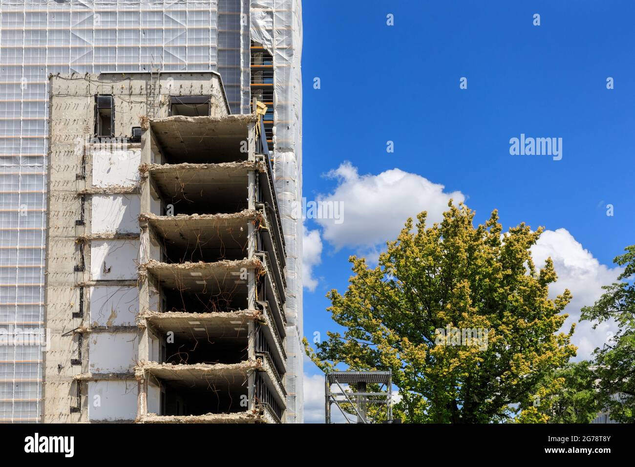 Building demolition, partiallyt demolished tall office block, Essen ...