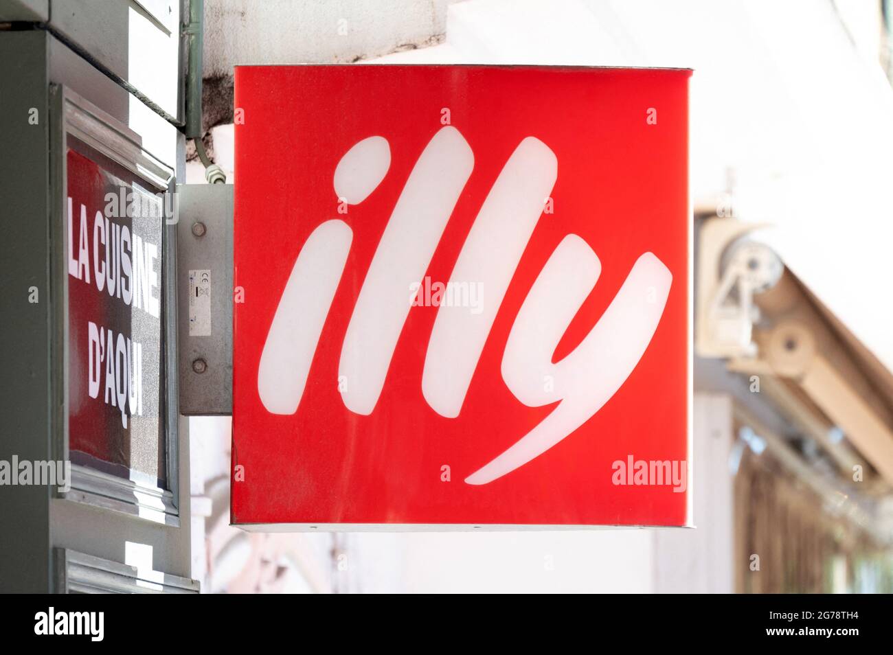 Illy sign hi-res stock photography and images - Alamy