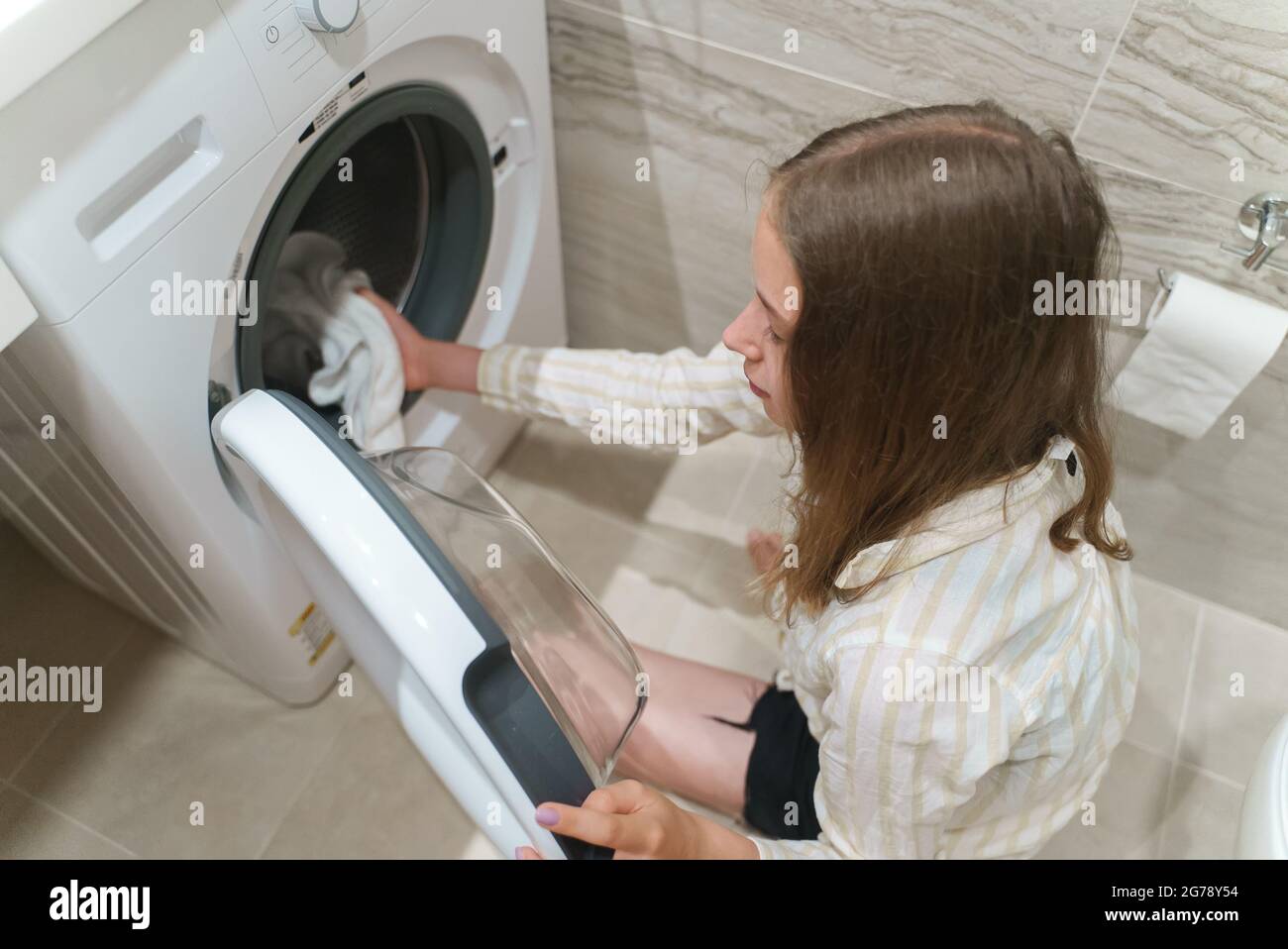Child girl washing machine hi-res stock photography and images - Alamy