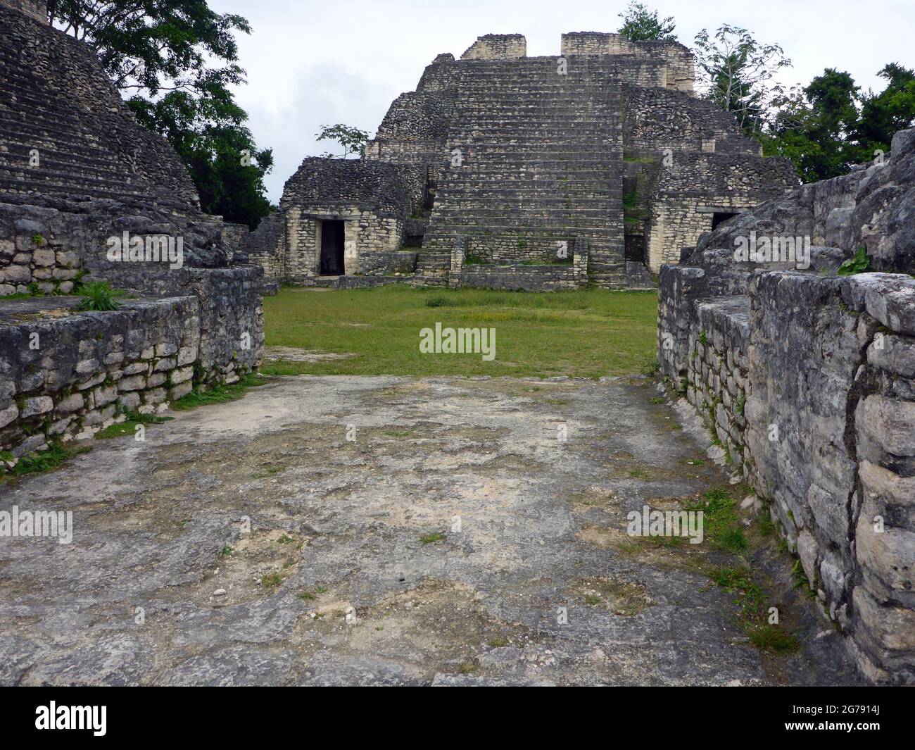 Mayan temples hi-res stock photography and images - Alamy