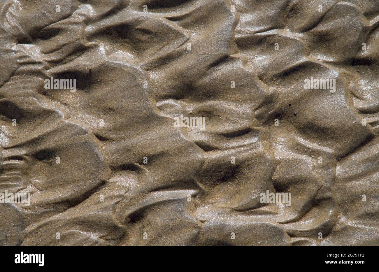Wet sand patterns hi-res stock photography and images - Alamy