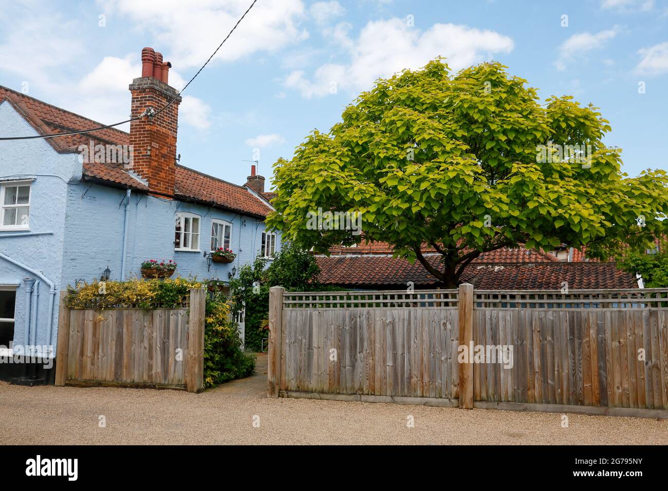 Old fashioned pub exterior hi-res stock photography and images - Alamy
