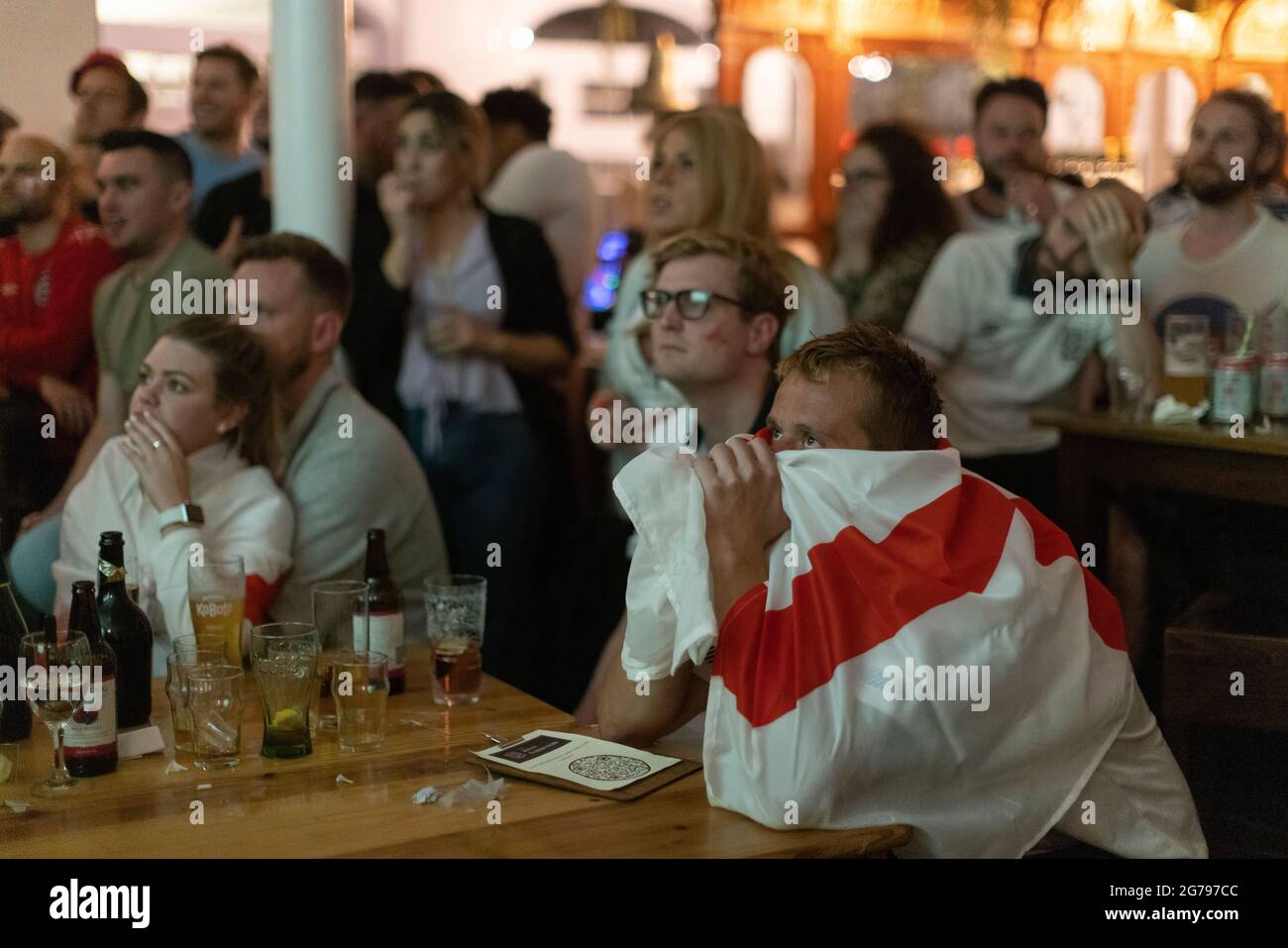 British pub watching euro20 final hi-res stock photography and images ...