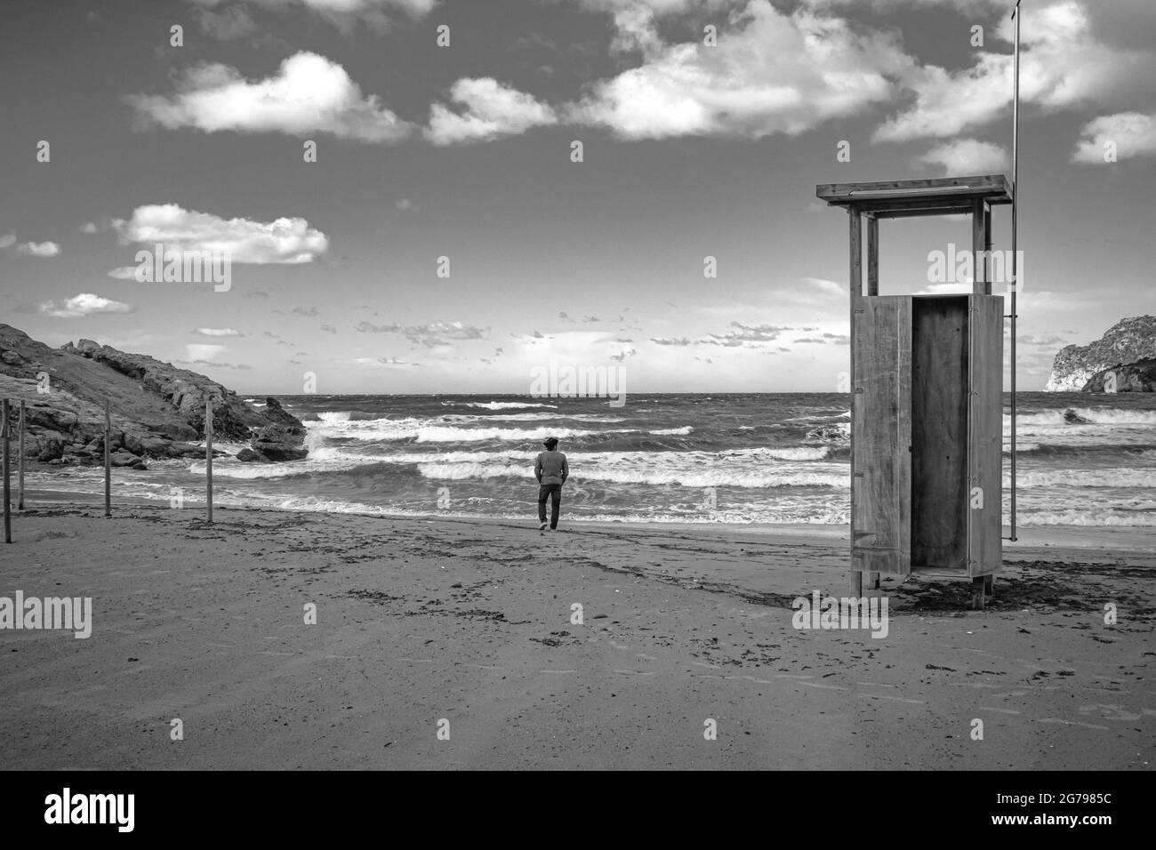 Man sad sea hi-res stock photography and images - Alamy