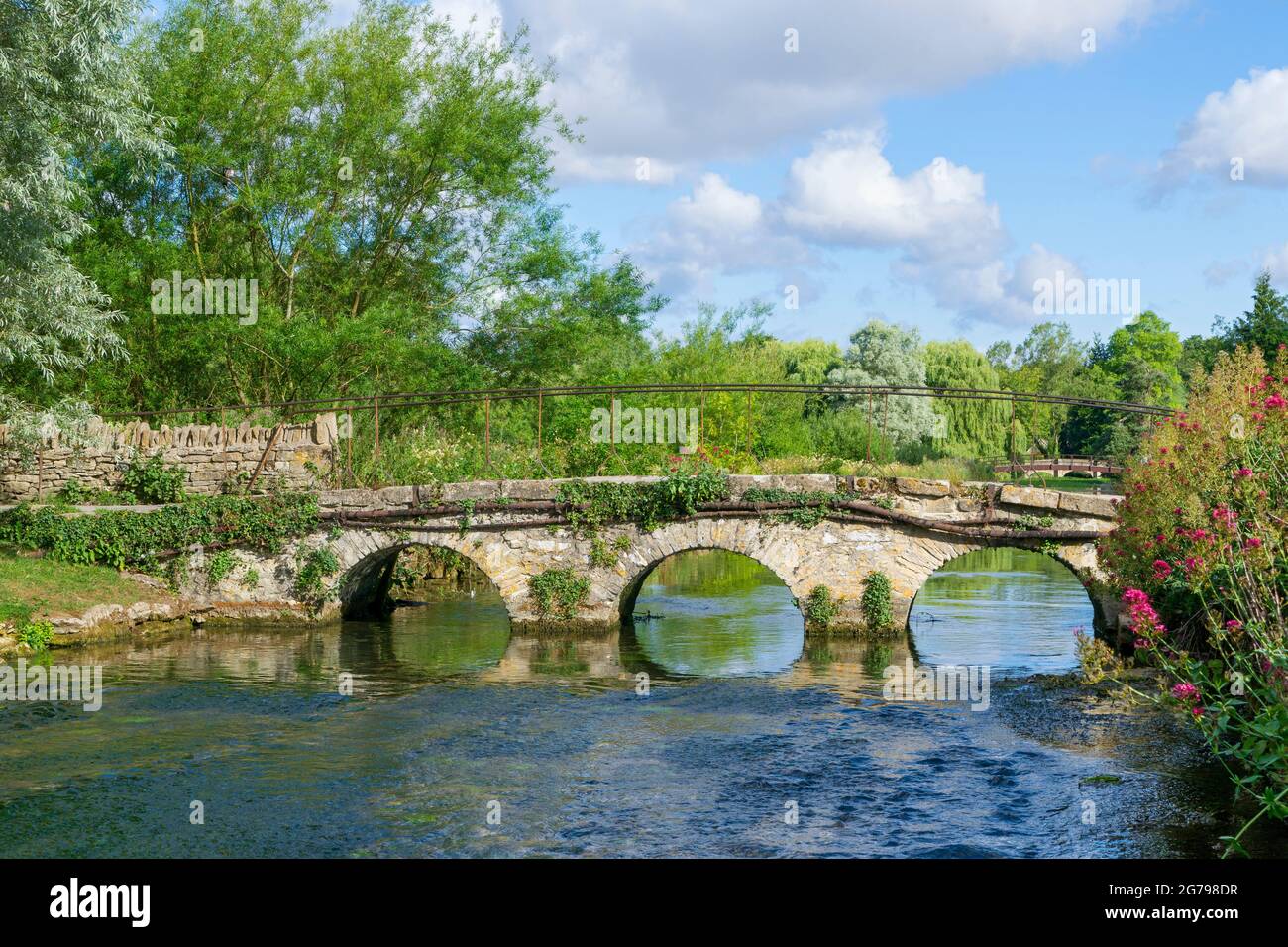 Historic footpath hi-res stock photography and images - Alamy