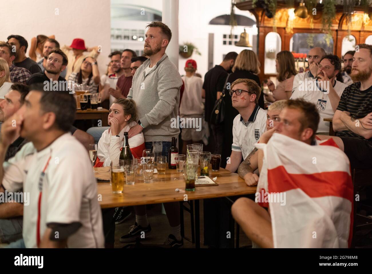 British pub watching euro20 final hi-res stock photography and images ...