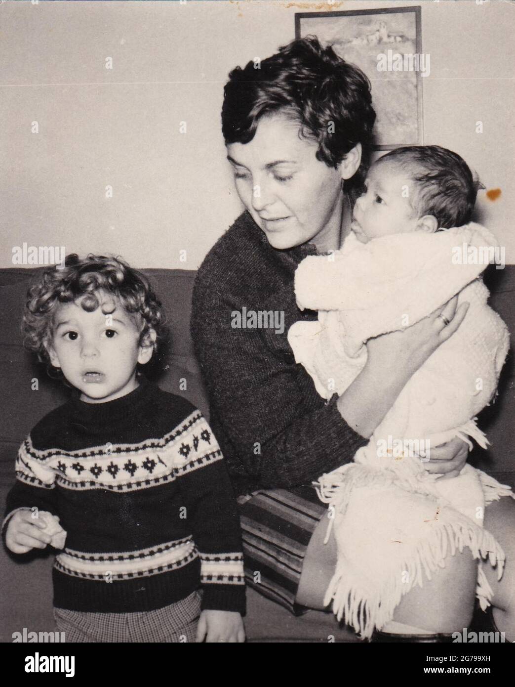Joaquina Hoyas, esposa de Juan Marsé, con sus hijos Berta y Sacha, 1969 ...