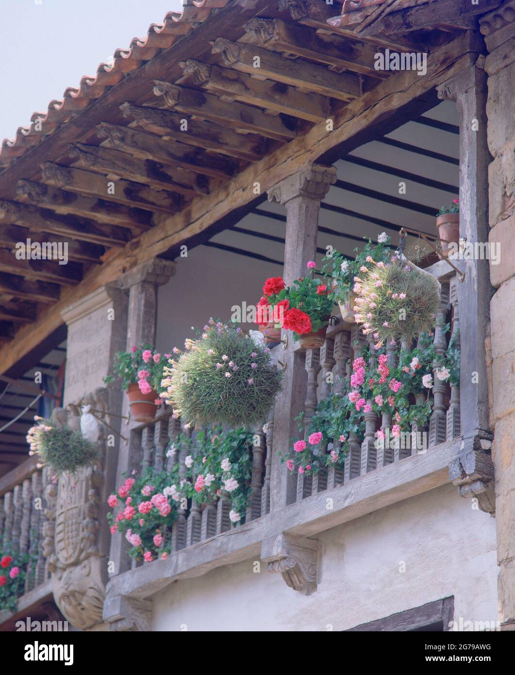 Balcones de madera hi-res stock photography and images - Alamy