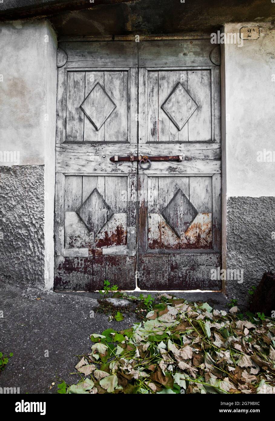 Rustic wooden gate hi-res stock photography and images - Alamy