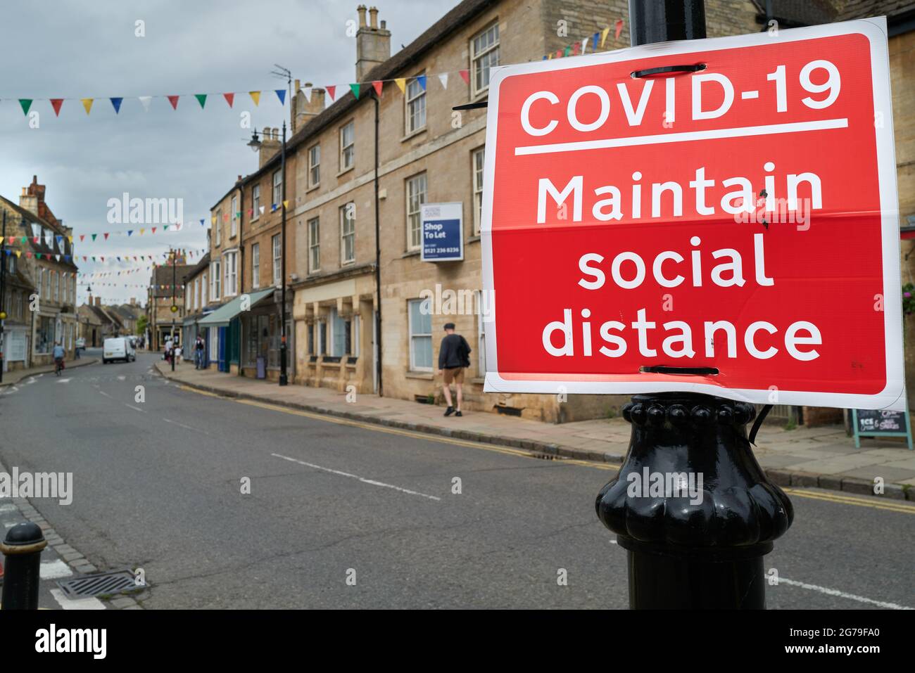 'Covid-19, maintain social distance' sign at the town centre of Oundle ...