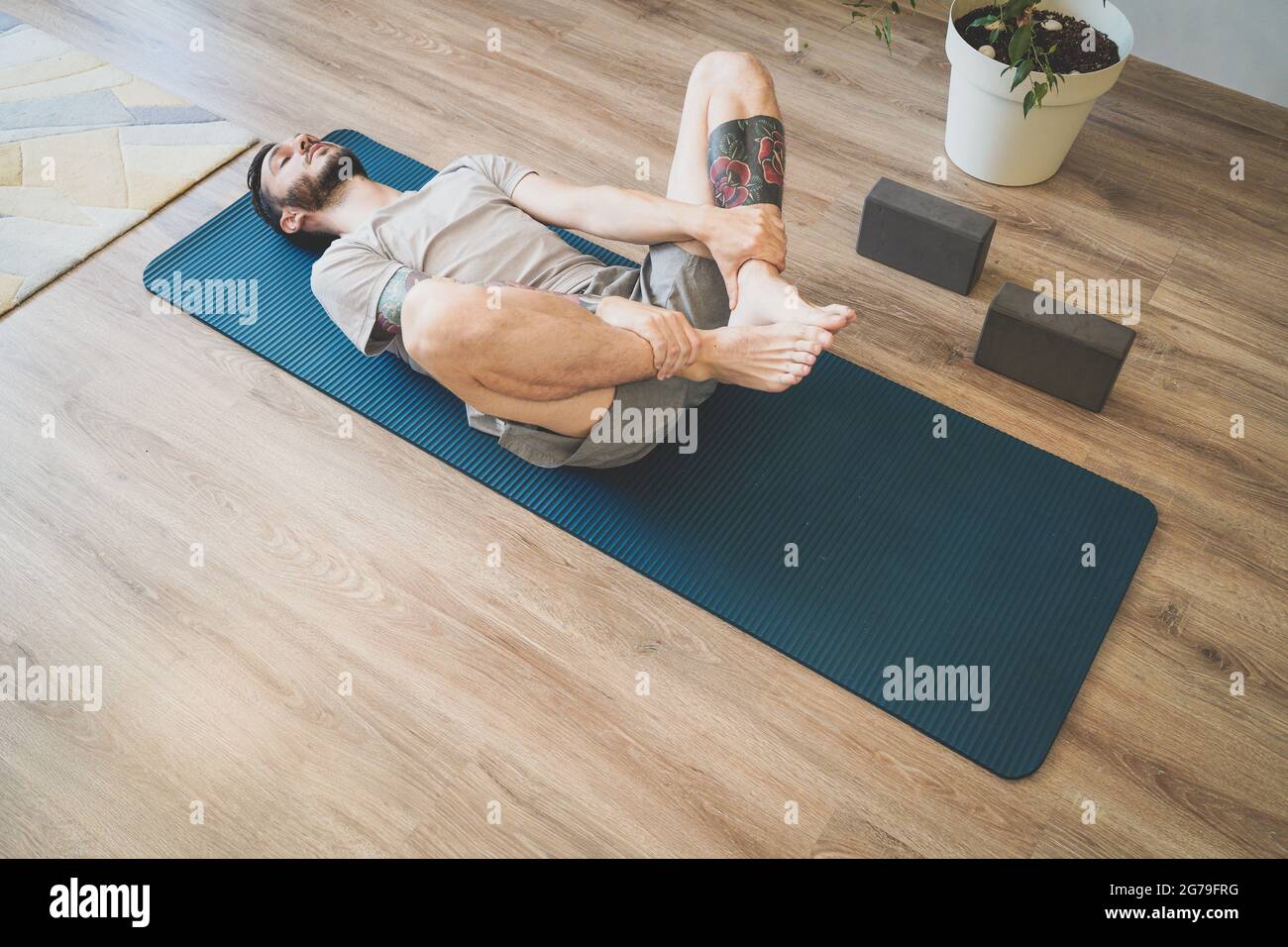 High knees workout hi-res stock photography and images - Alamy