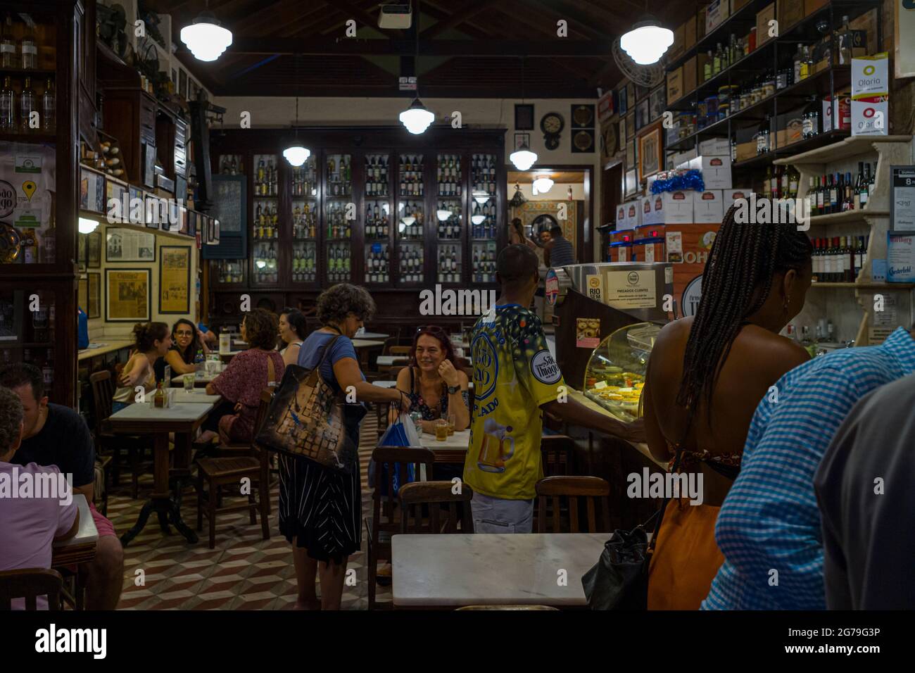 Authentic Party with the locals in the Streets and bars of Santa Teresa ...