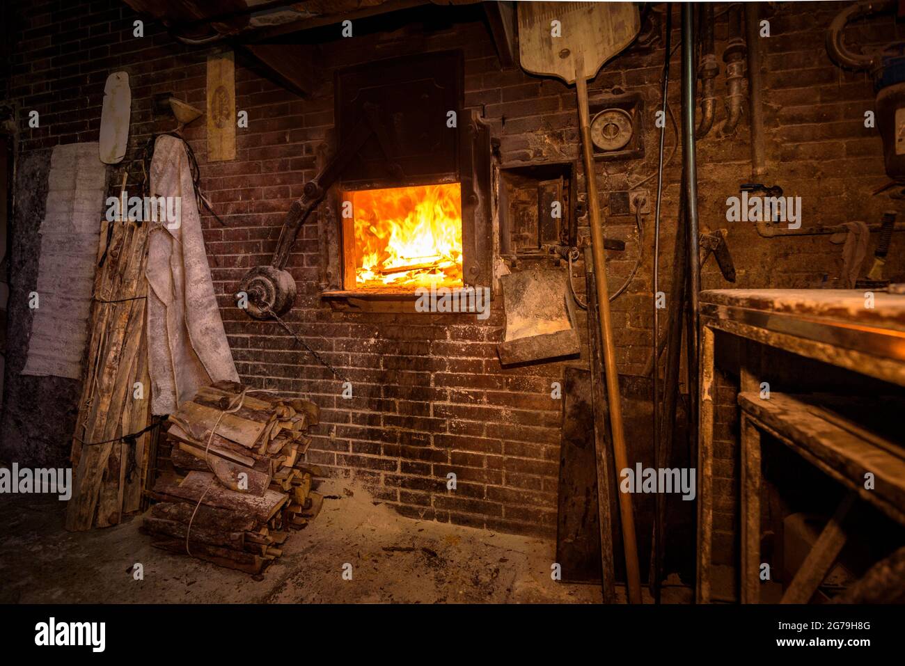Inside a bakery hi-res stock photography and images - Alamy