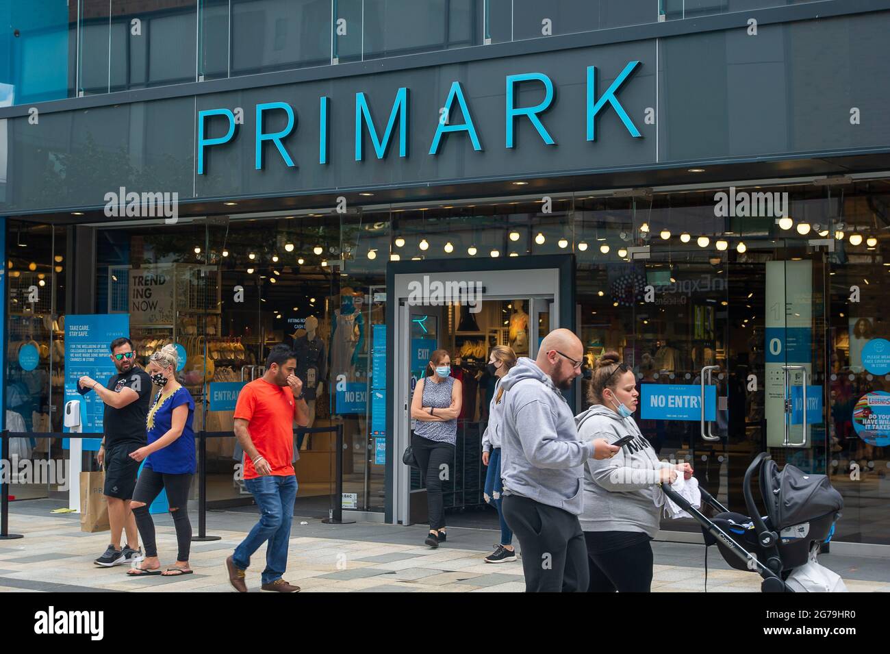 Bracknell, Berkshire, UK. 12th July, 2021. A busy day for shoppers in ...