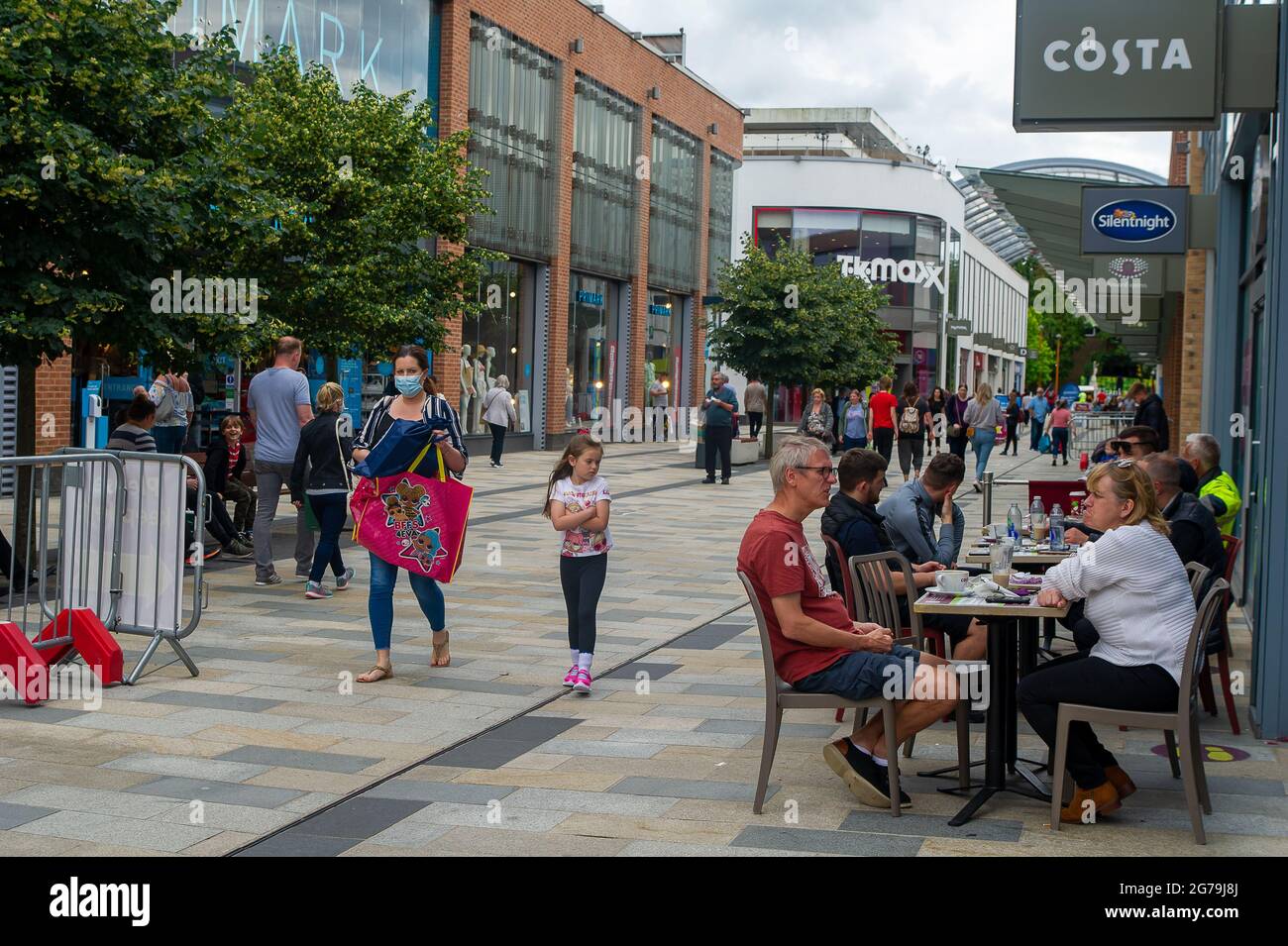 Bracknell, Berkshire, UK. 12th July, 2021. A busy day for shoppers in ...