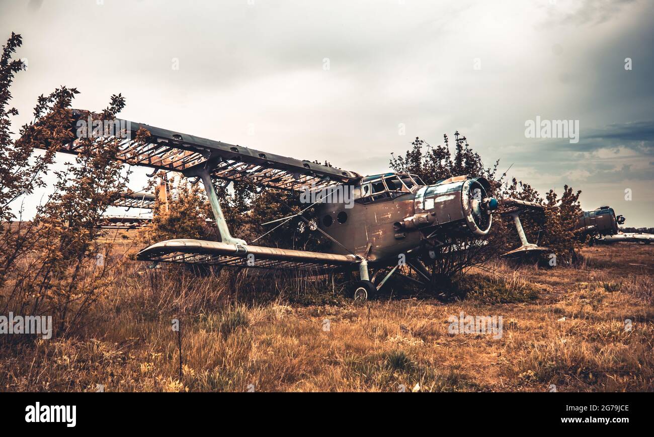 Abandoned airplane on the airfield Stock Photo - Alamy