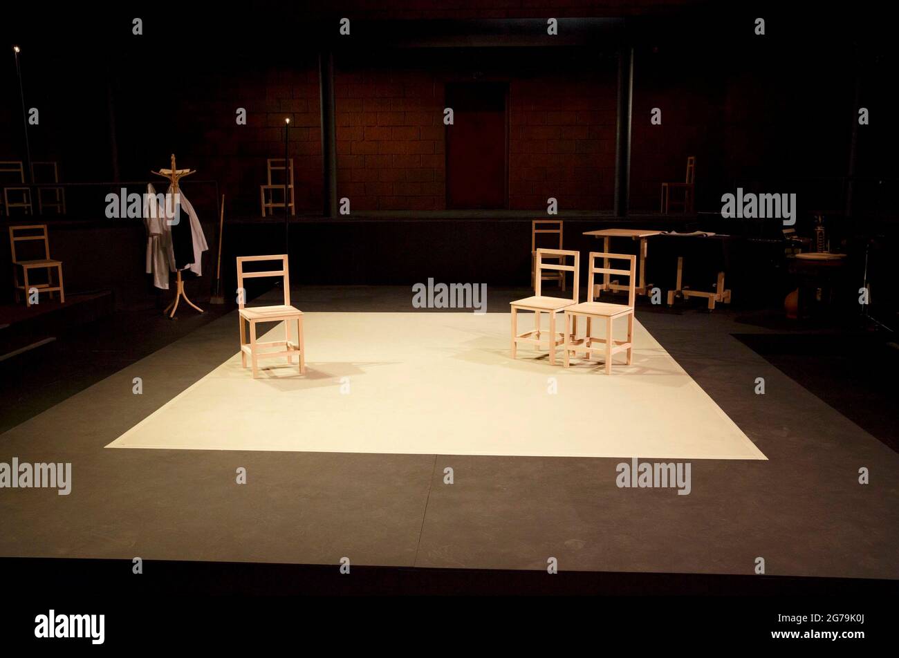 Empty stage hi-res stock photography and images - Alamy