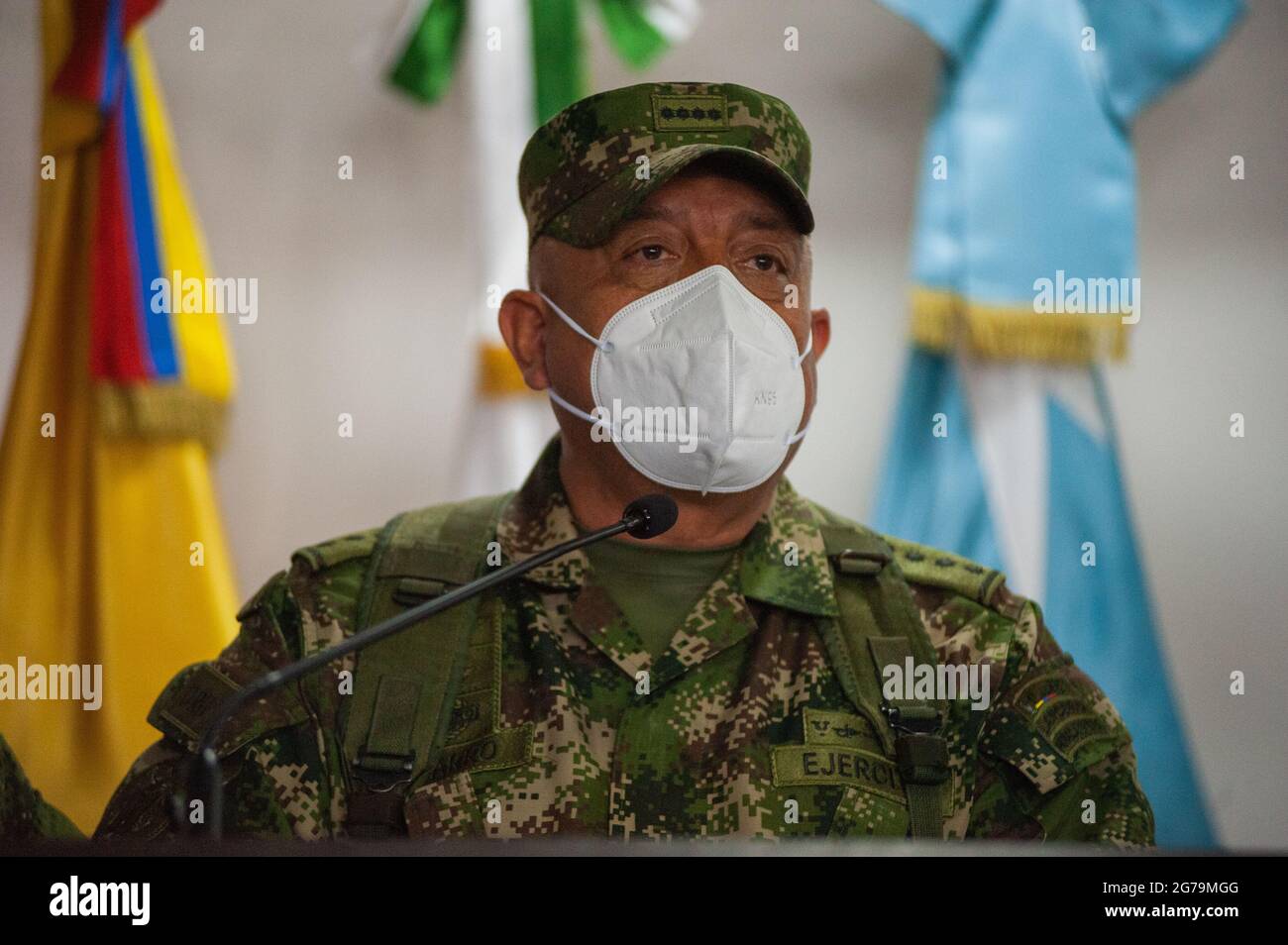 Colombian army General Luis Fernando Navarro (speaking) and Colombia's ...