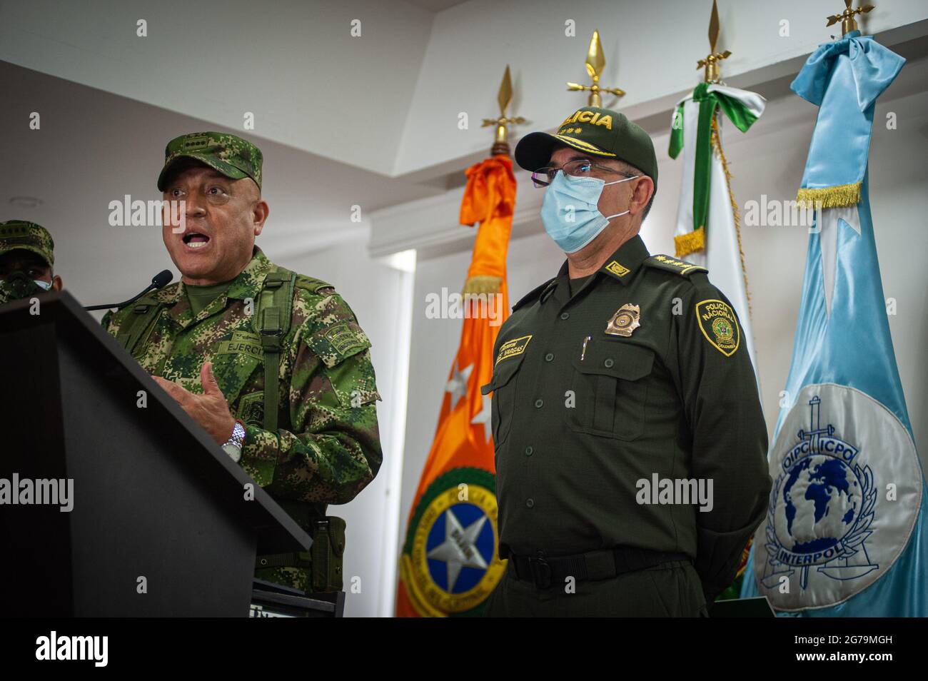 Colombian army General Luis Fernando Navarro (speaking) and Colombia's ...