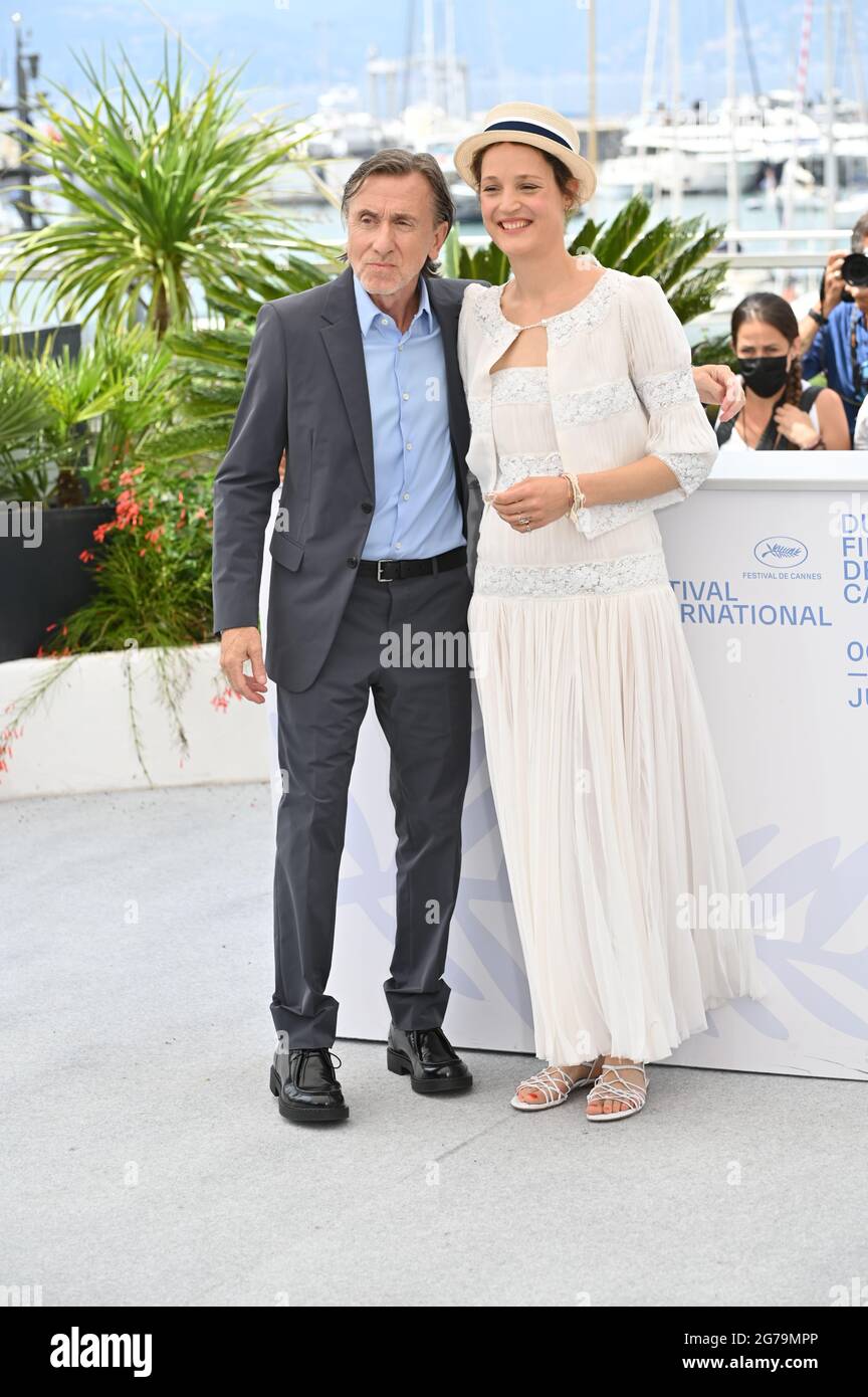 Bergman island 2021 tim roth hi-res stock photography and images - Alamy