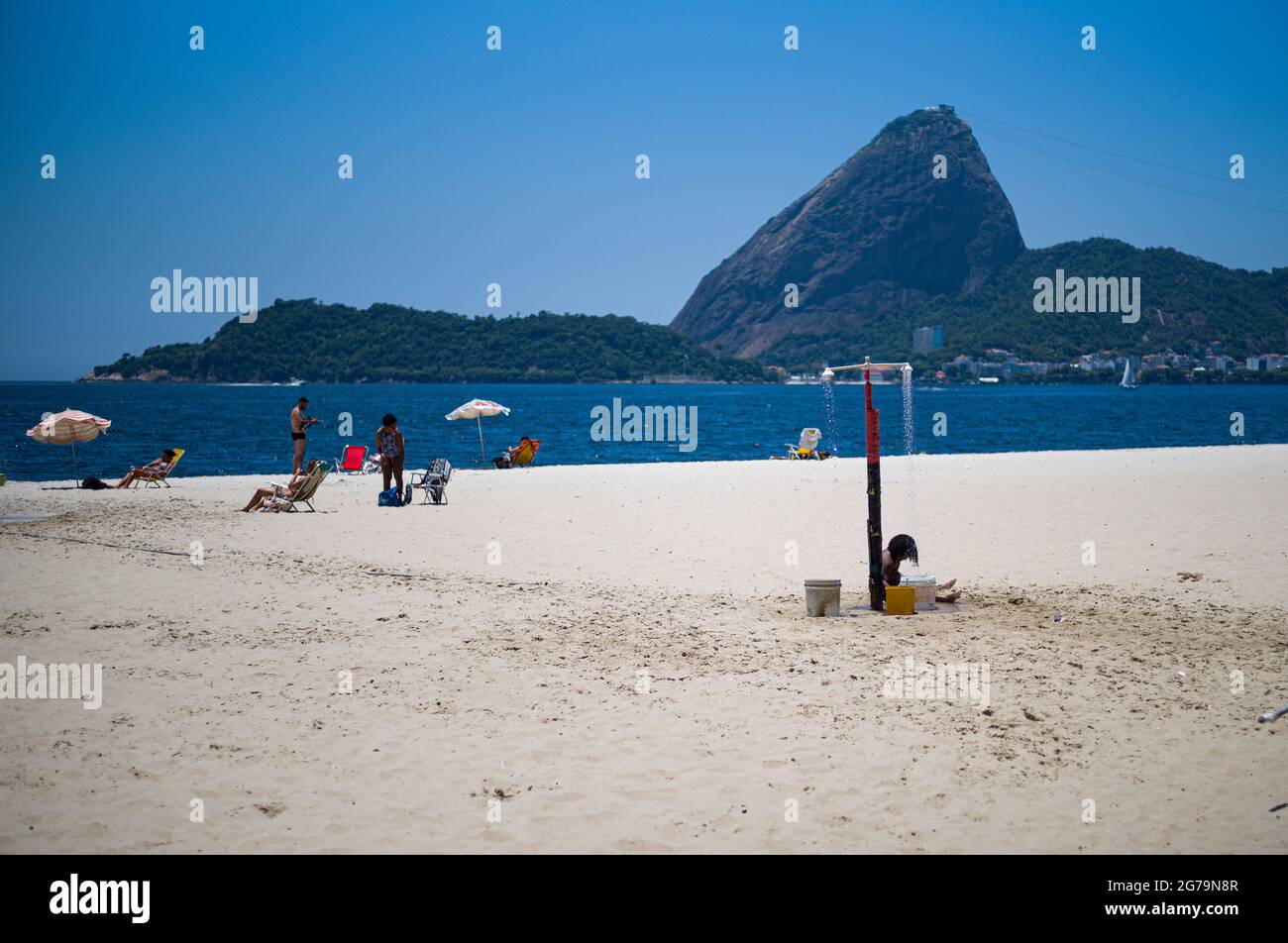 Beachlife at Praia do Flamengo Beach near the Sugarloaf Mountain (PÃ£o ...