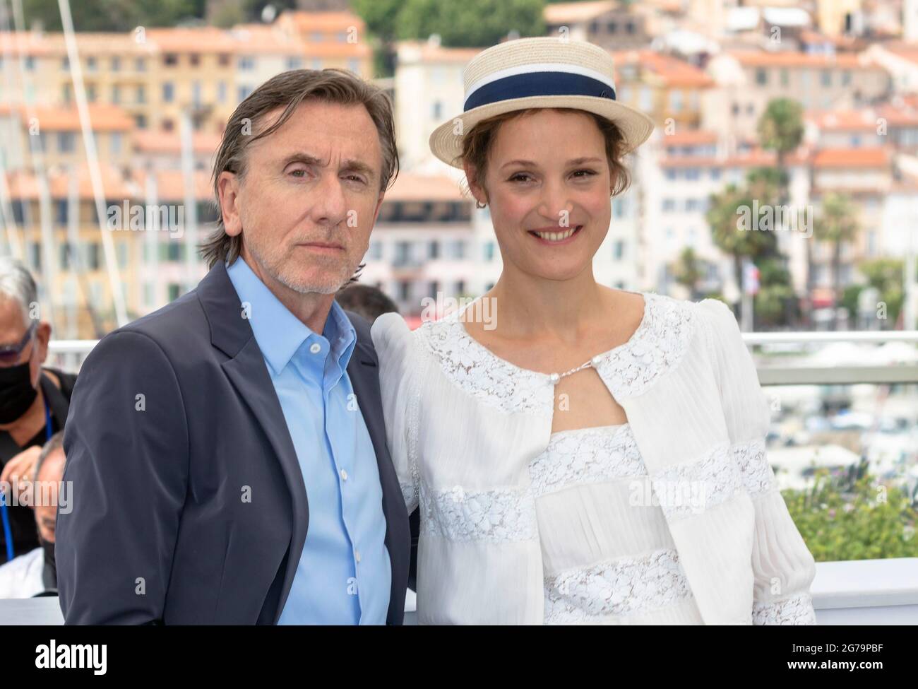 Cannes, Frankreich. 12th July, 2021. Tim Roth and Vicky Krieps pose at ...
