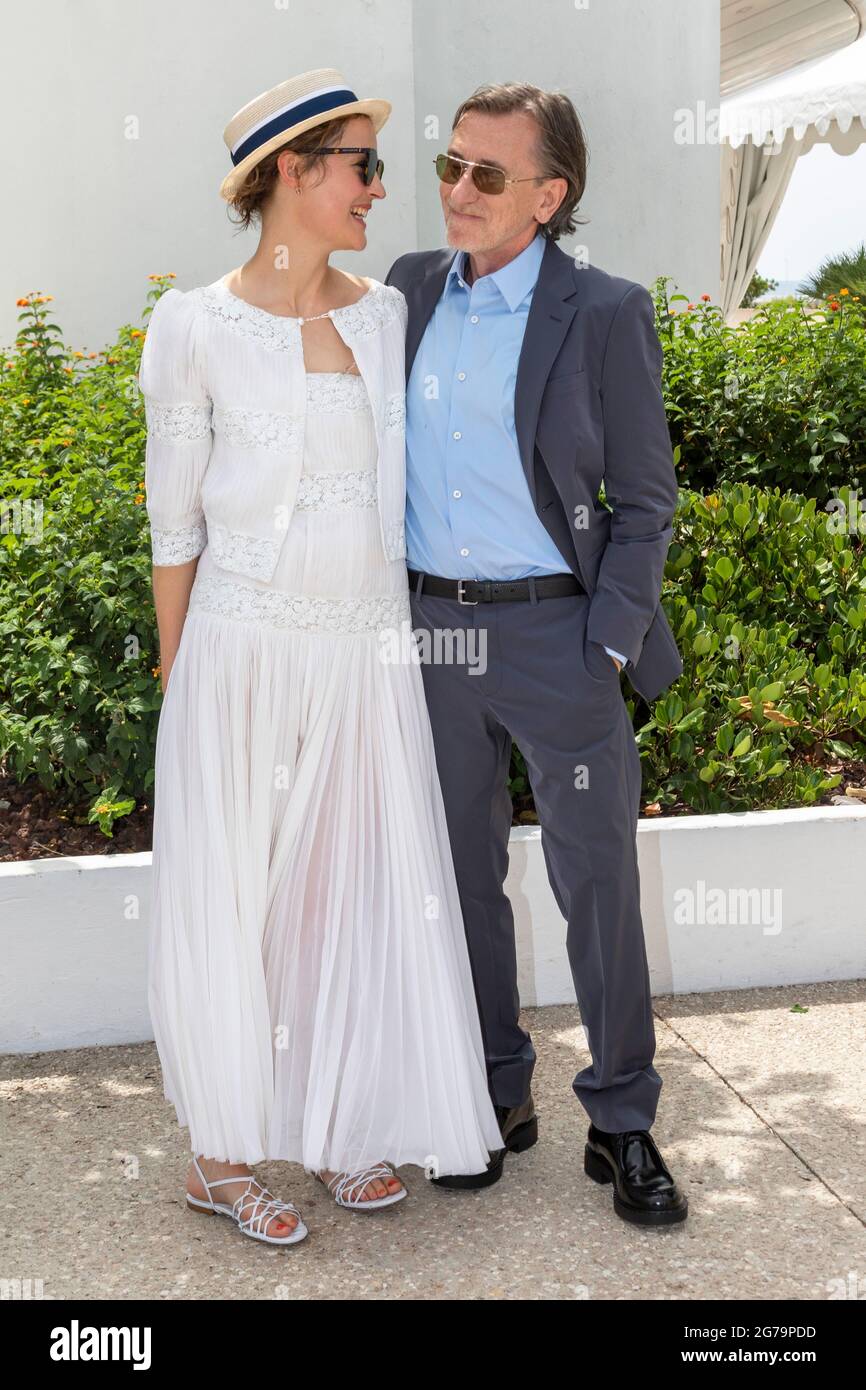 Cannes, Frankreich. 12th July, 2021. Tim Roth and Vicky Krieps pose at ...