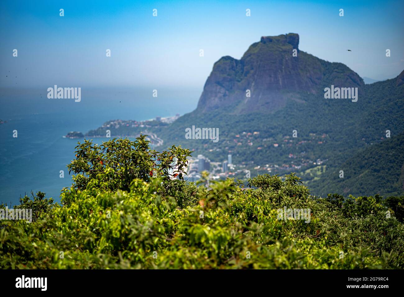 Rio janeiro dois irmaos hiking hi-res stock photography and images - Alamy