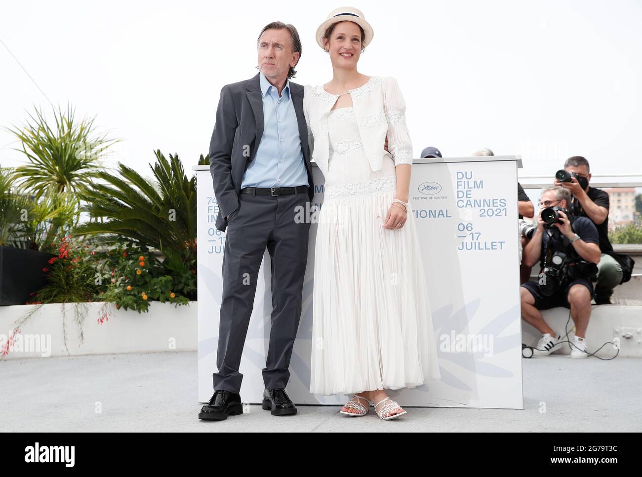 (210712) -- CANNES, July 12, 2021 (Xinhua) -- Actor Tim Roth and ...