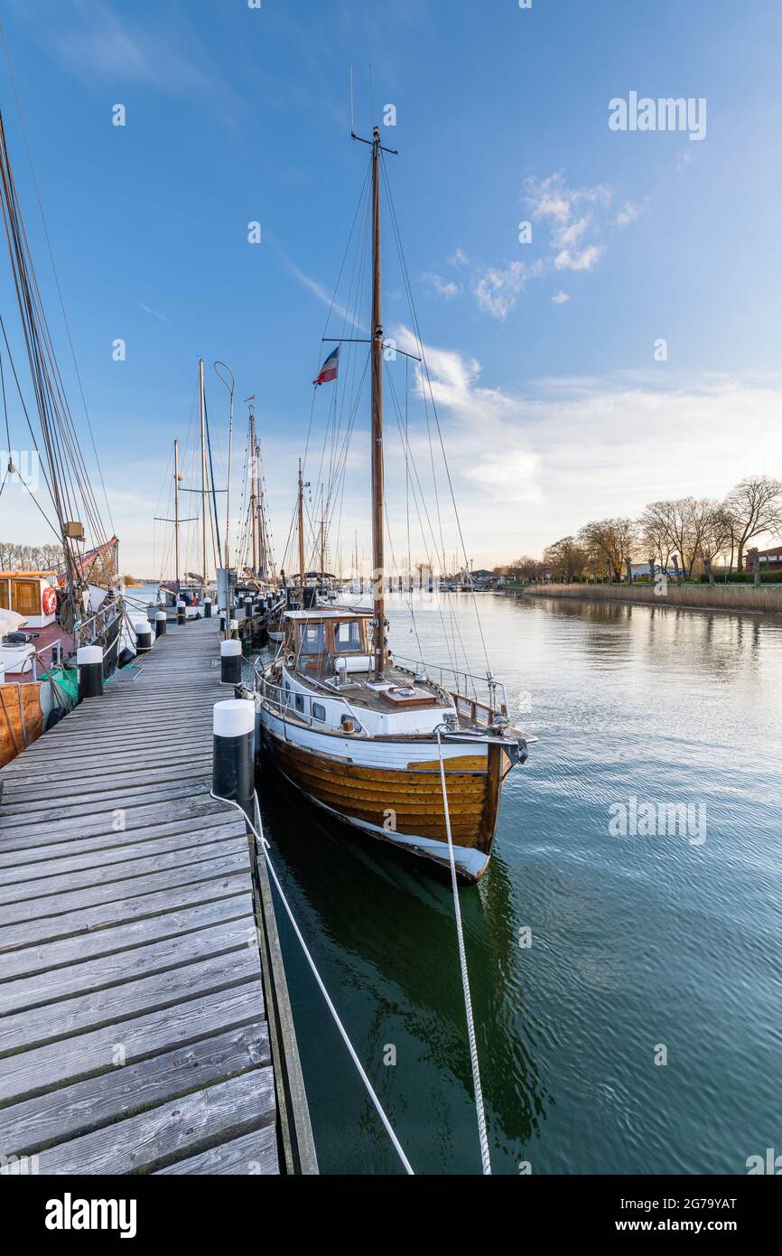 Ships exterior hi-res stock photography and images - Alamy
