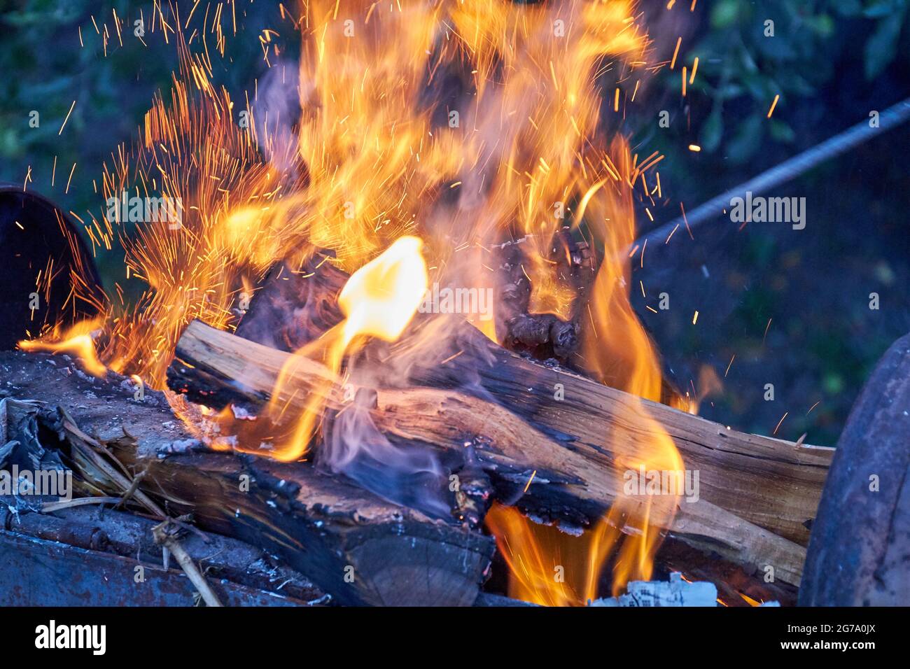 Campfire flame in nature close hi-res stock photography and images - Alamy