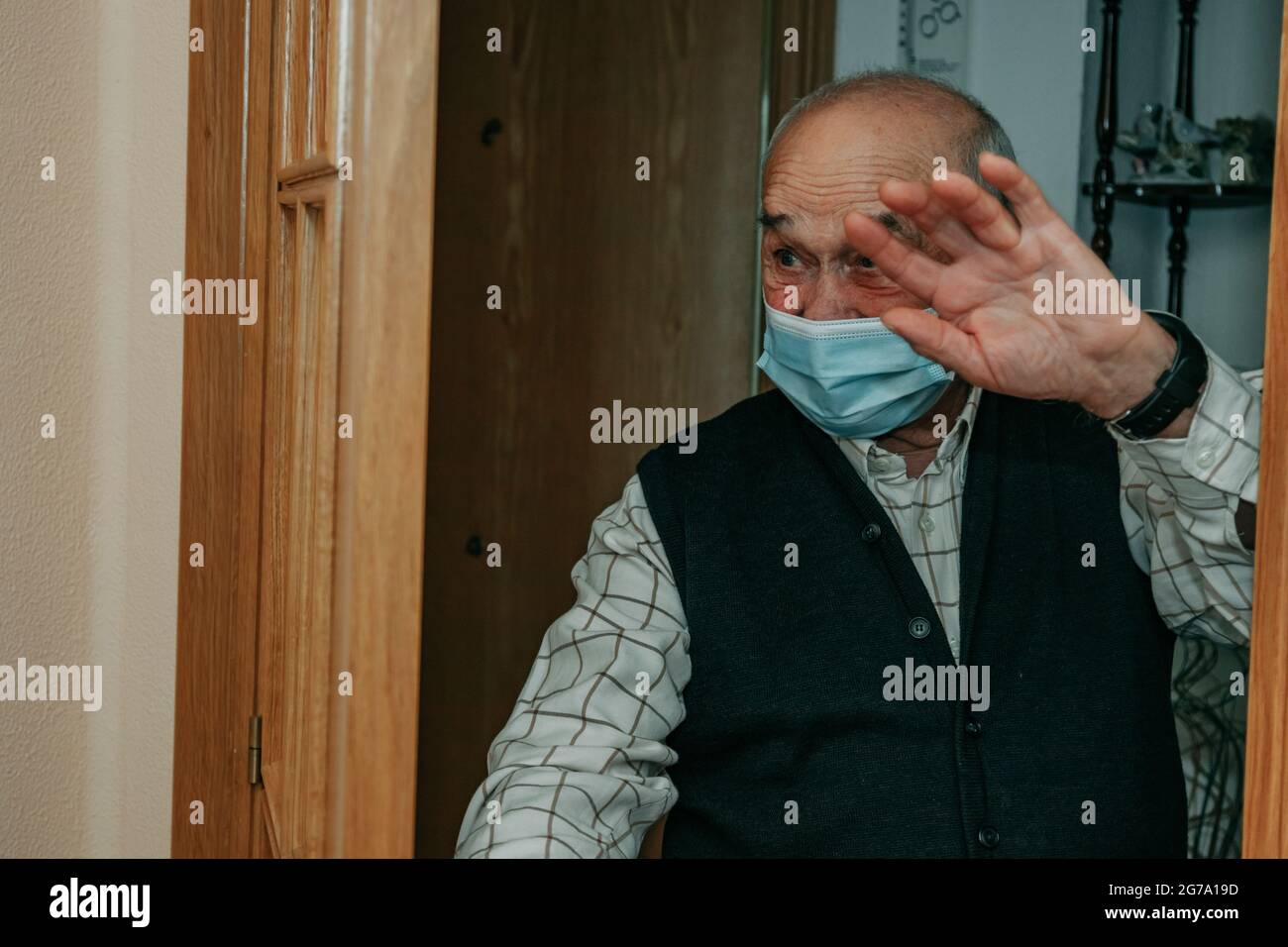 Old man waving goodbye hi-res stock photography and images - Alamy