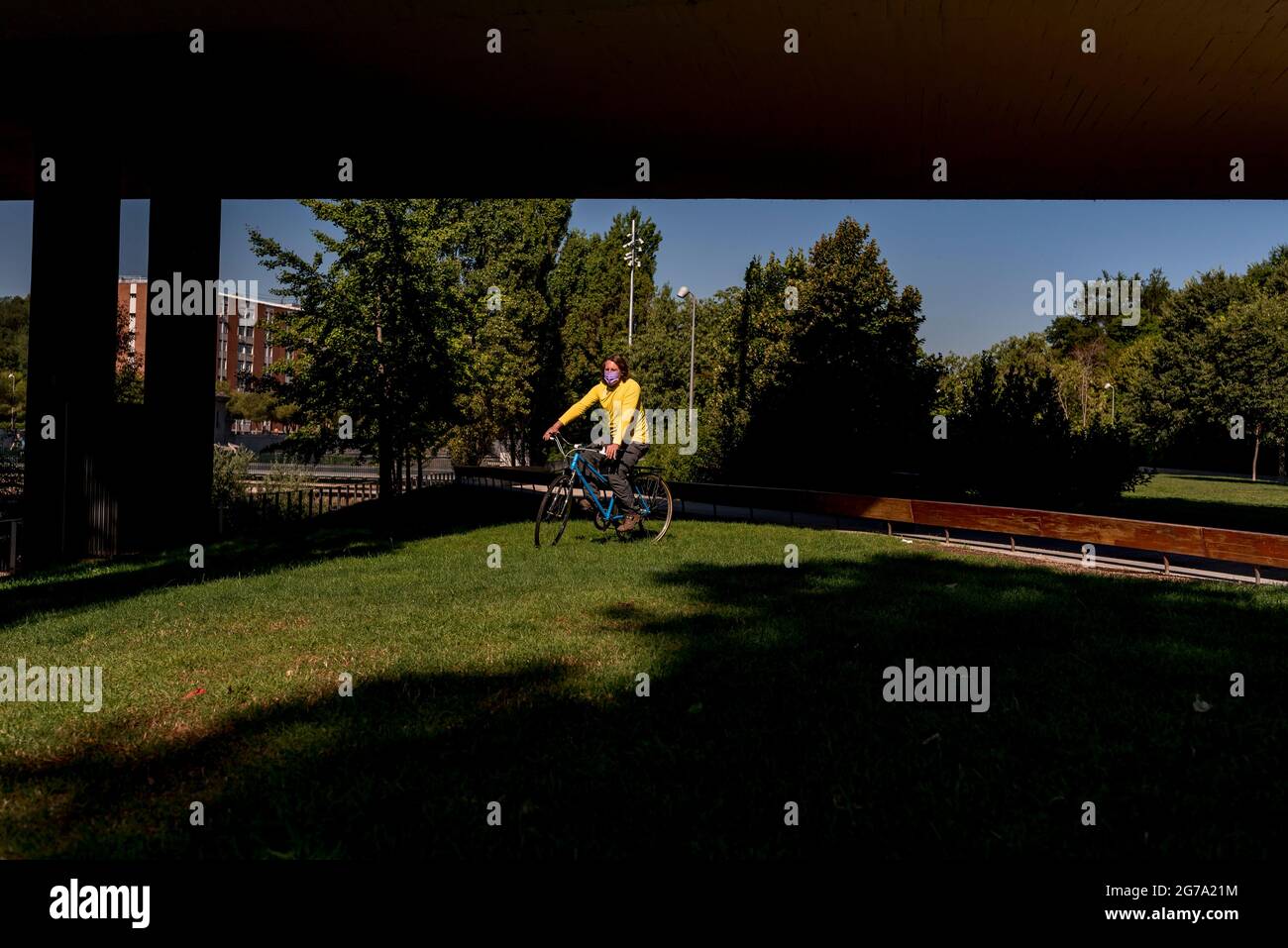 Man wearing face mask in the park with his bicycle Stock Photo - Alamy