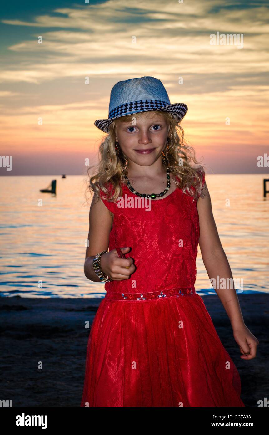 Red hair little girl beach hi-res stock photography and images - Alamy