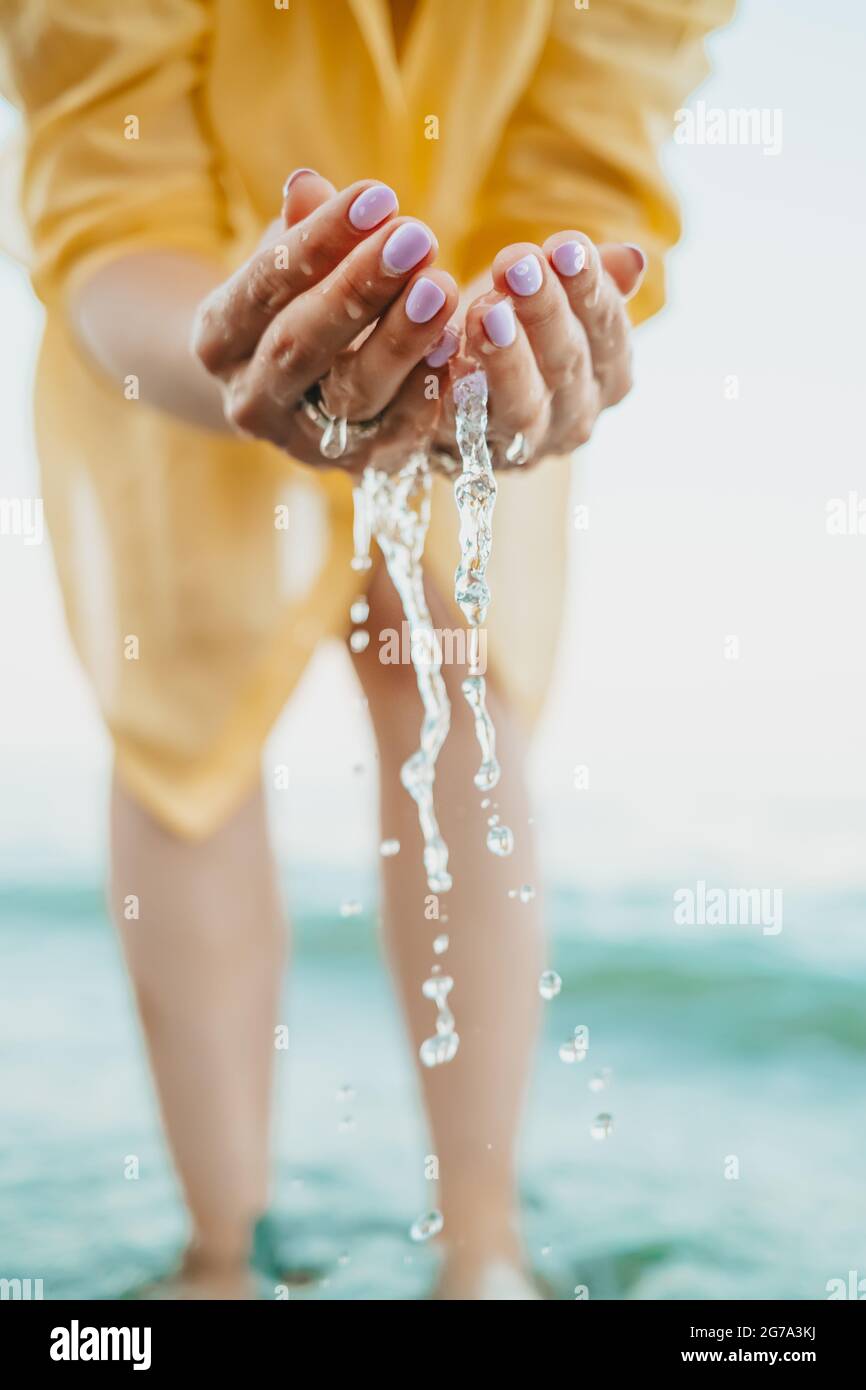 Water pouring slow motion hi-res stock photography and images - Alamy