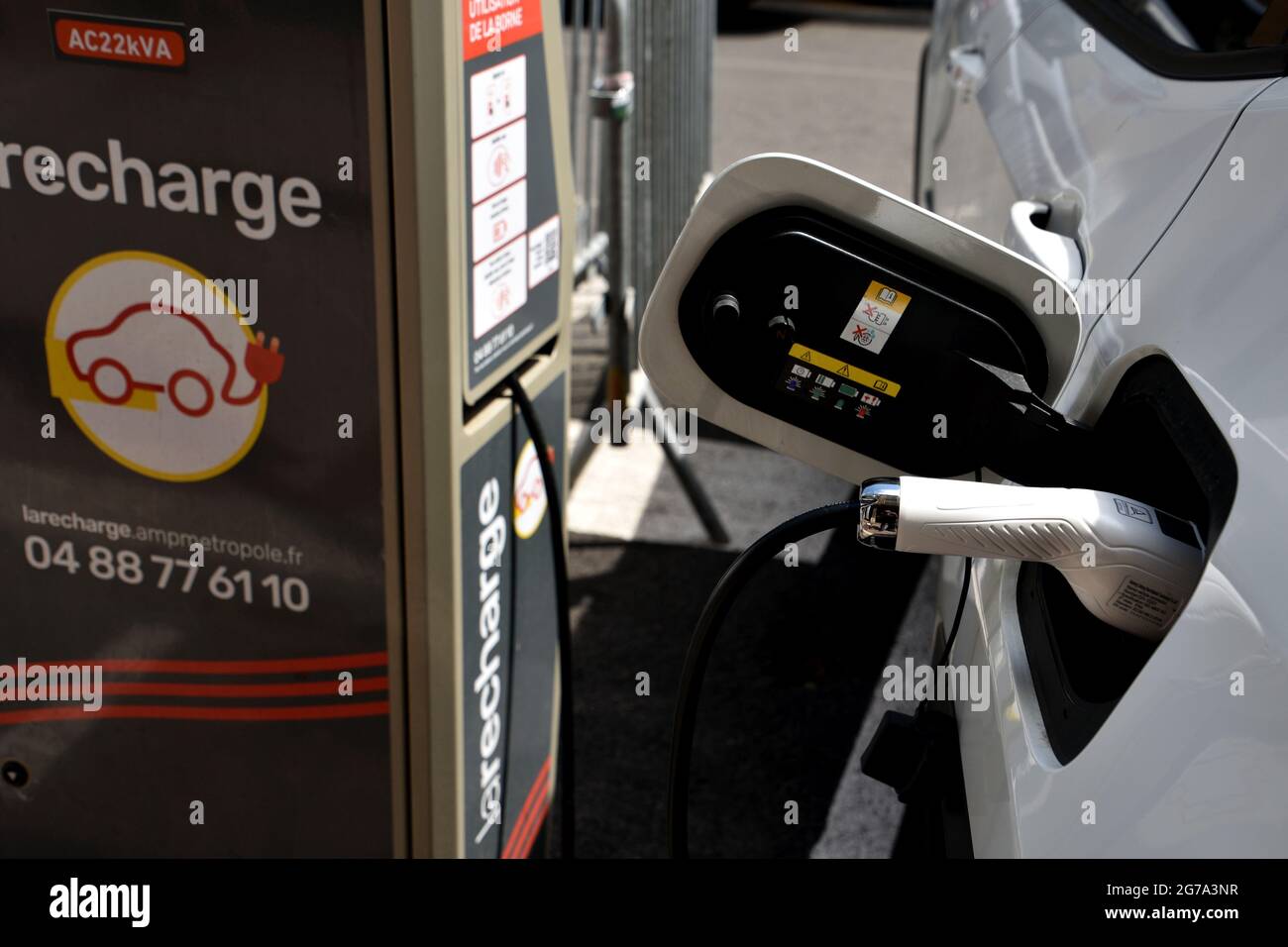 Recharging terminal hi-res stock photography and images - Alamy