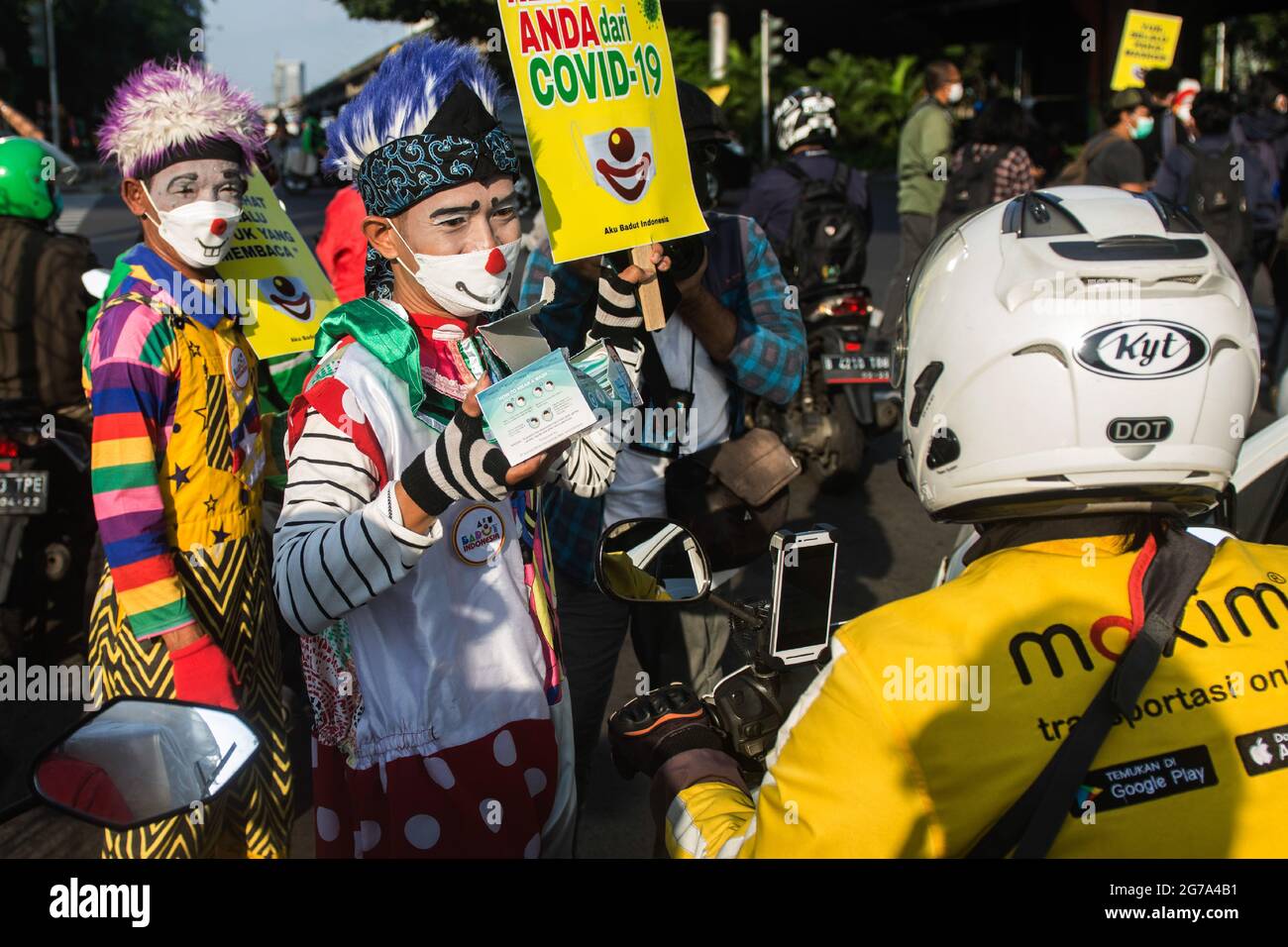 Motorcyclists wearing face masks hi-res stock photography and images ...