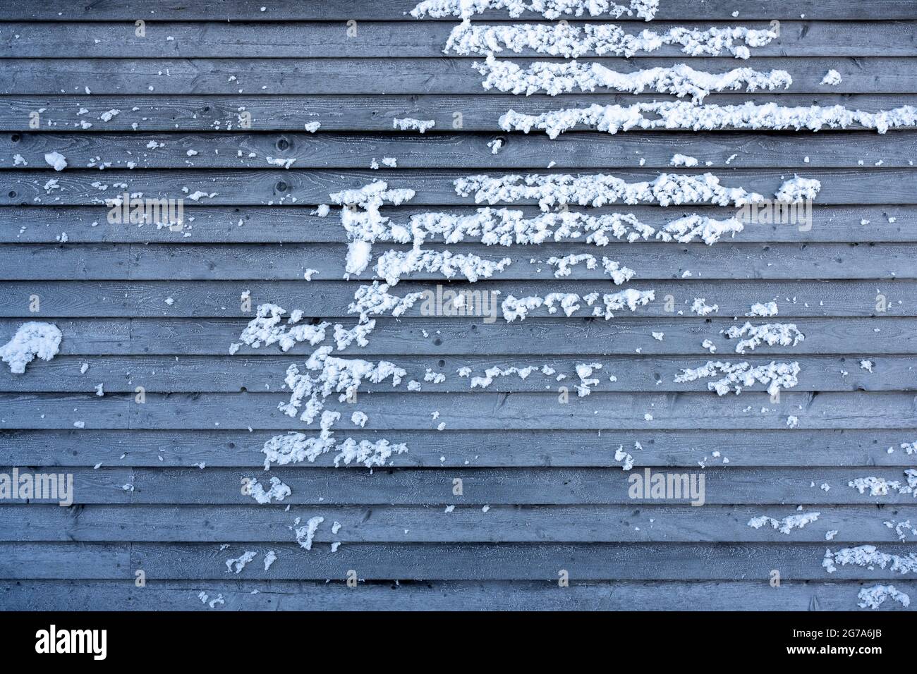 Wooden wall with snow Stock Photo - Alamy