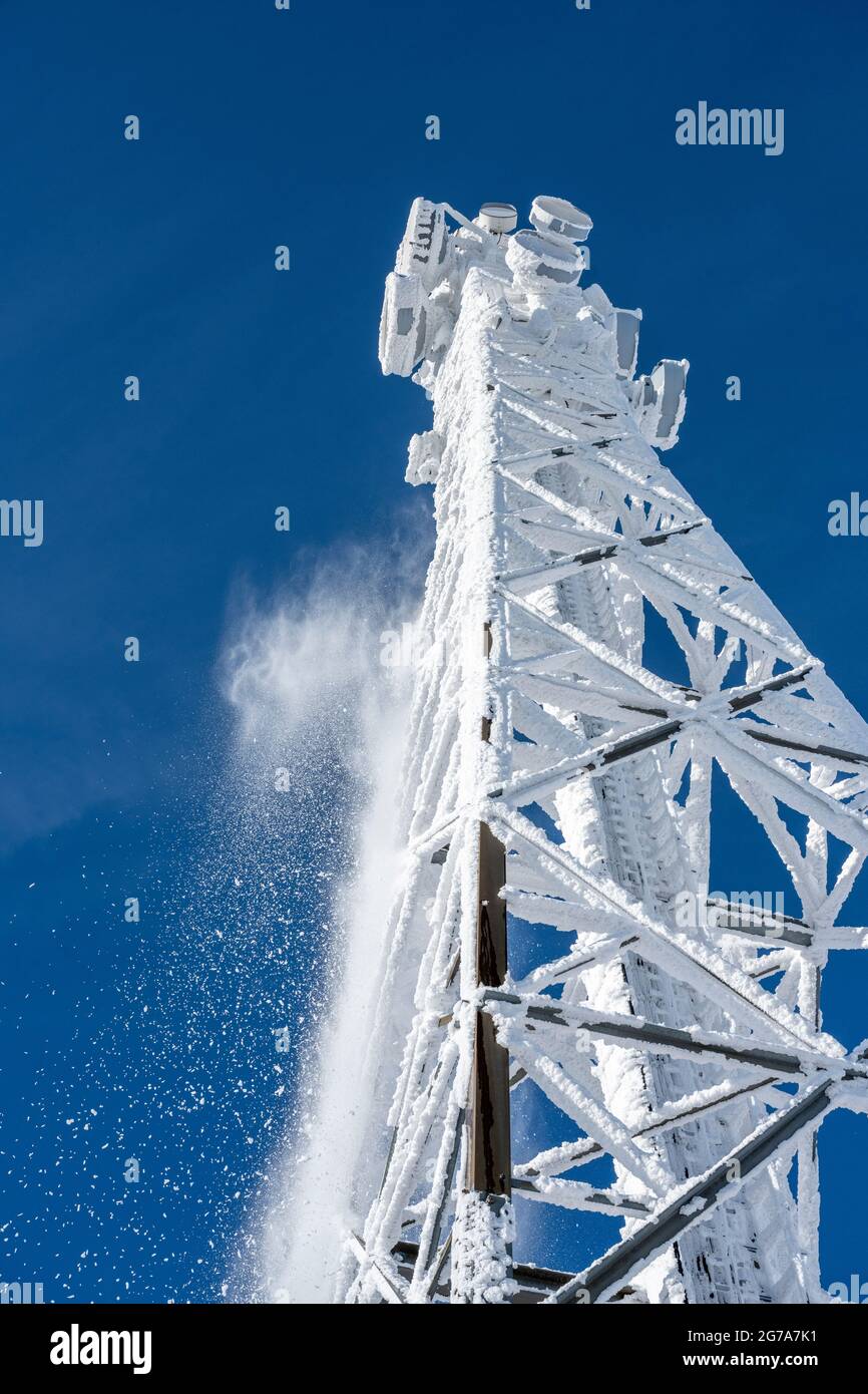 Ice demolition at a telecommunications mast hi-res stock photography ...