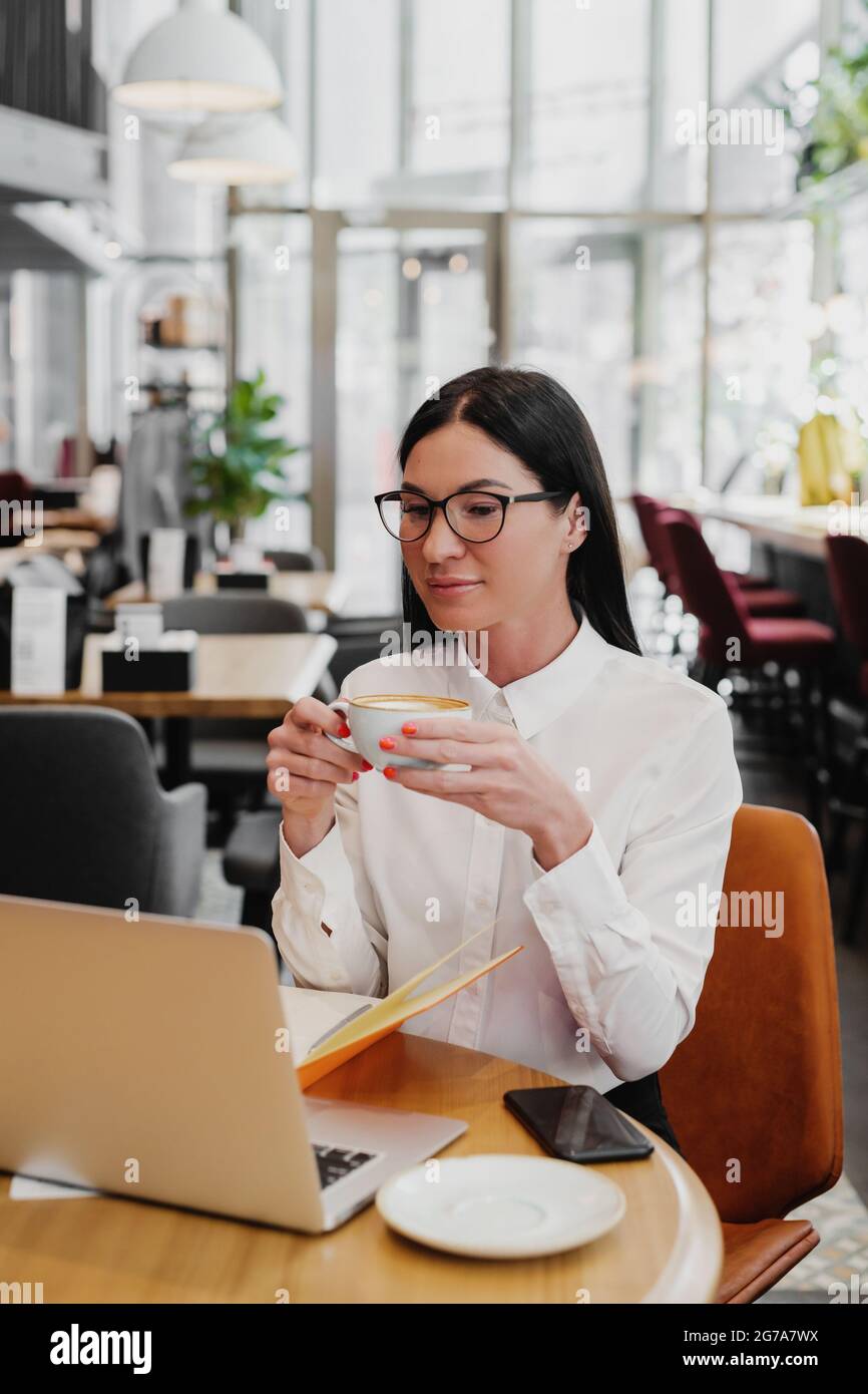 Woman electronic shop laptop hi-res stock photography and images - Alamy