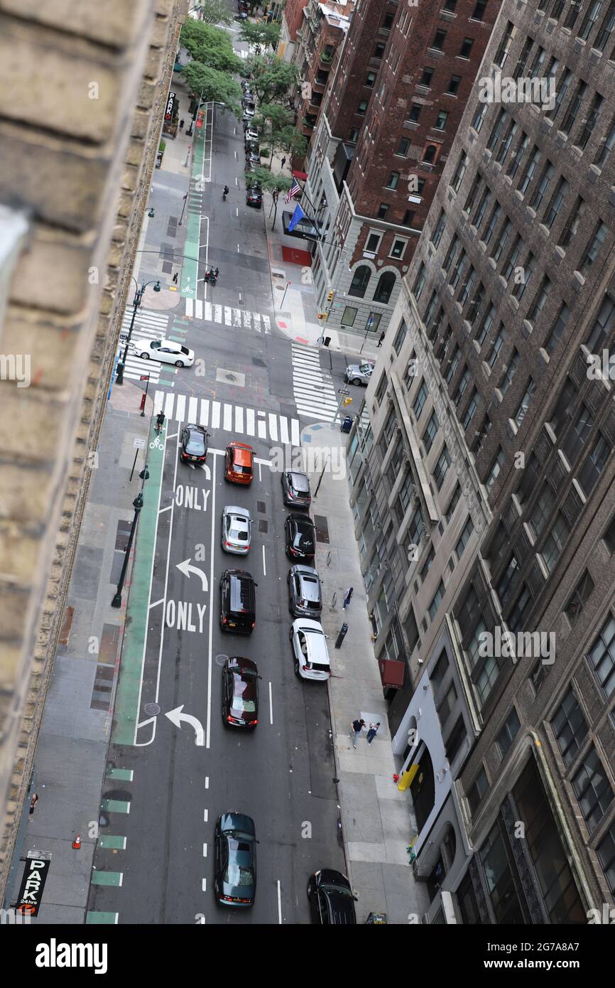 New York, USA, Manhattan. Pedestrians crossing 38th and Madison Ave ...