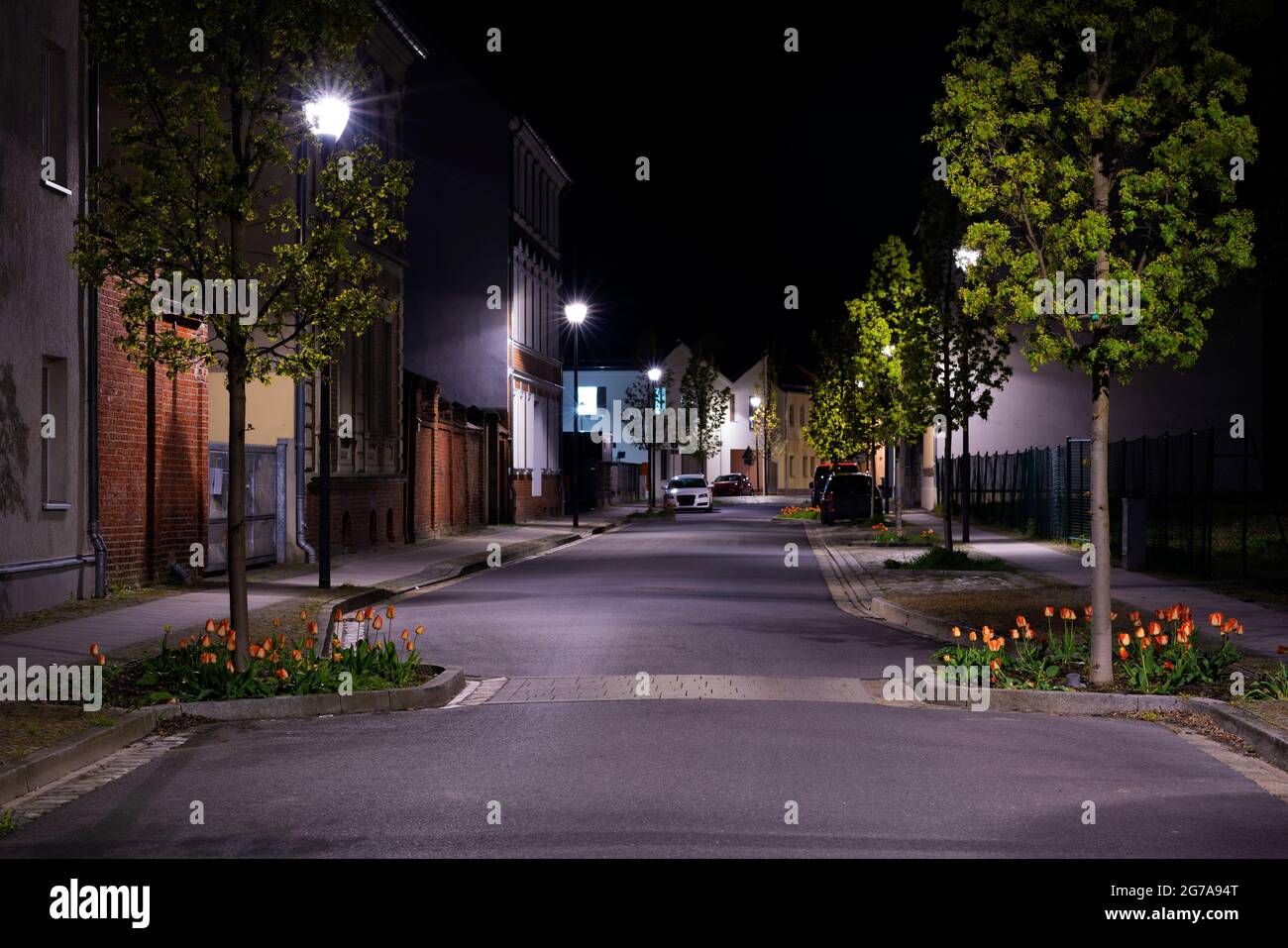 Parked cars on the side of the road hi-res stock photography and images ...