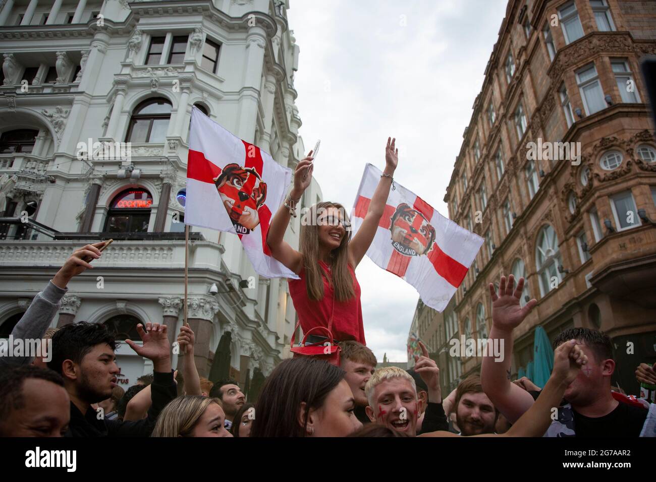 England female football fan hi-res stock photography and images - Alamy