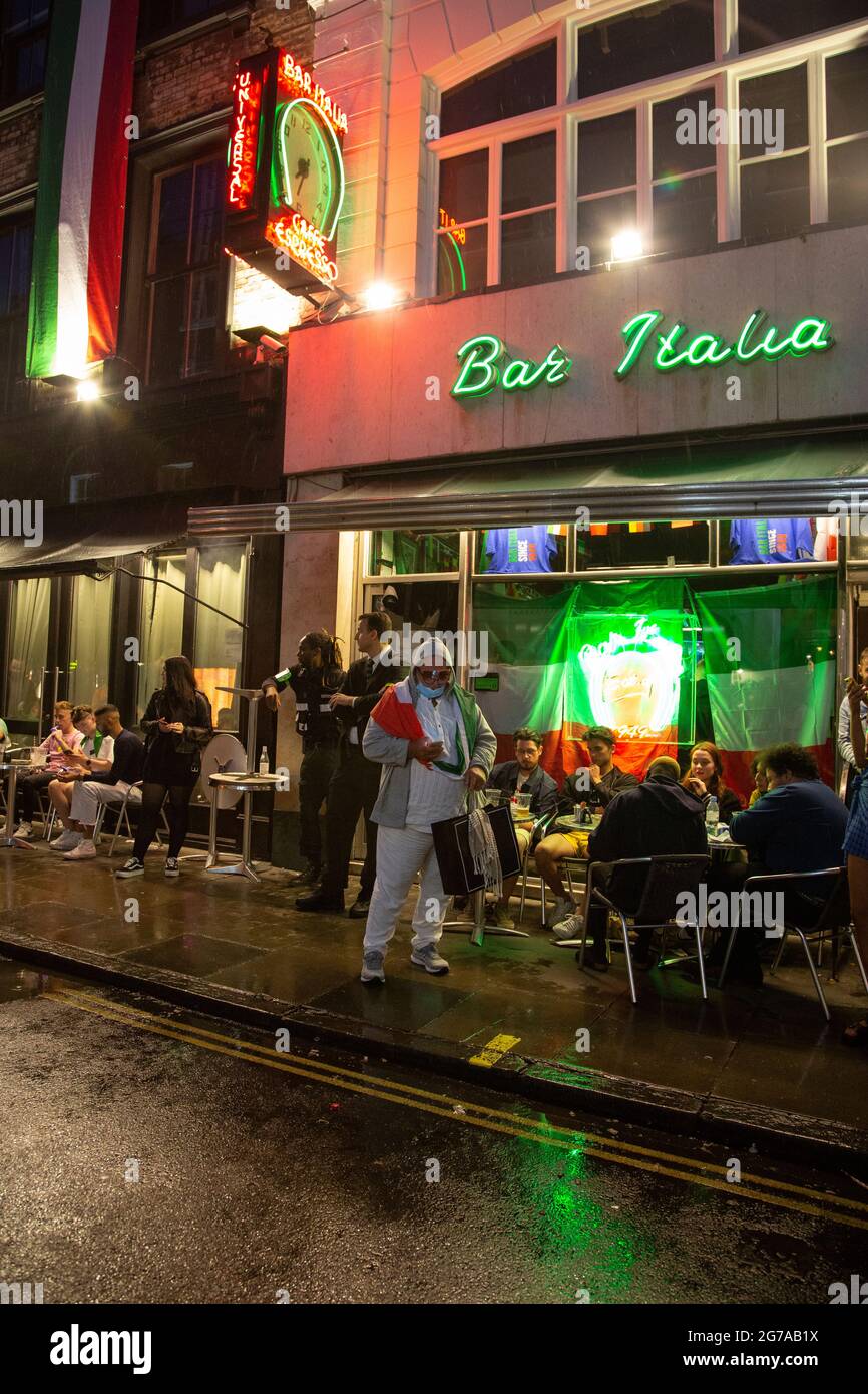 Football fans bar hi-res stock photography and images - Alamy