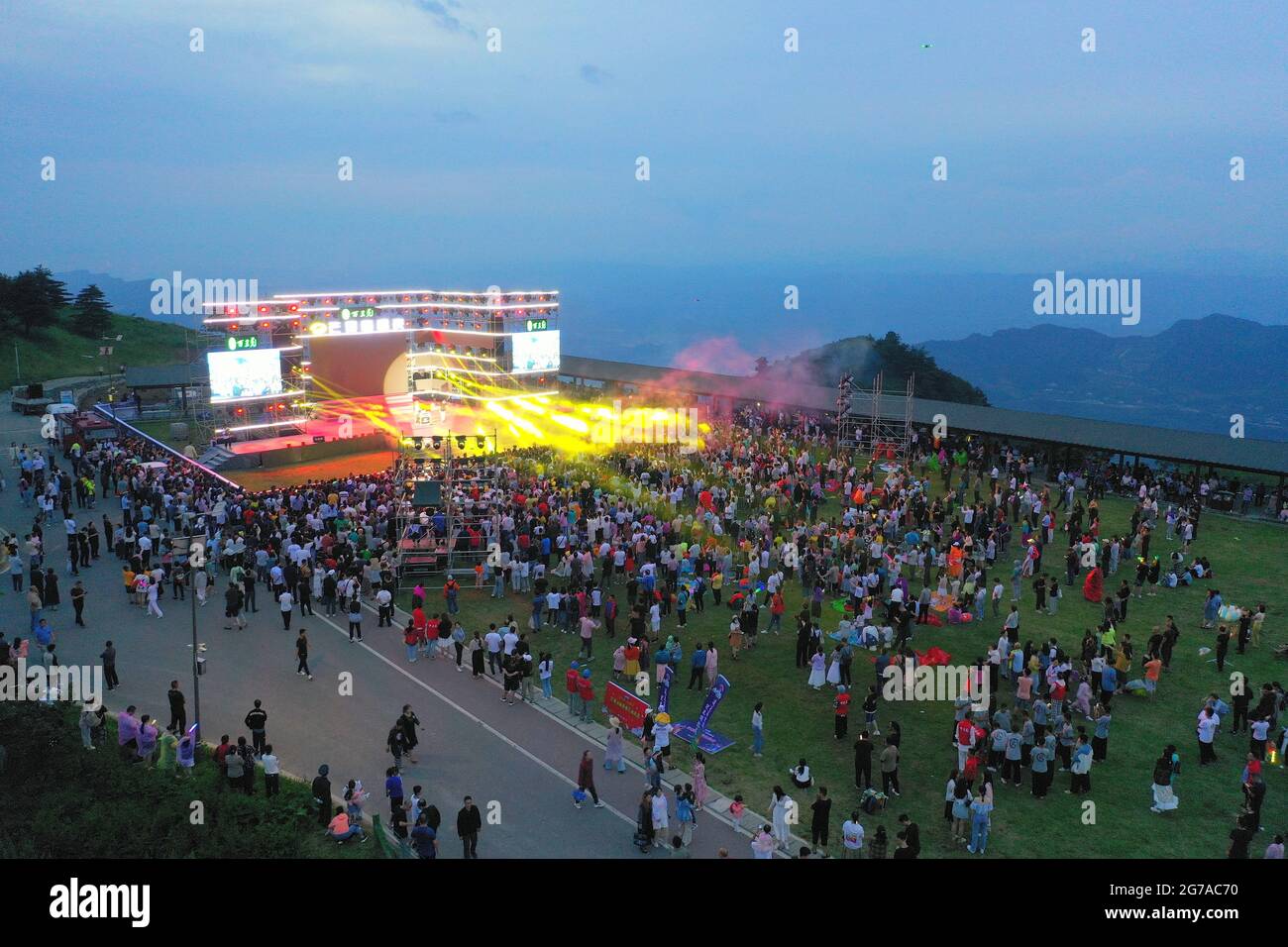 Baili Desert scenic area held alpine grassland summer cool festival and Mango Hi singing music ...