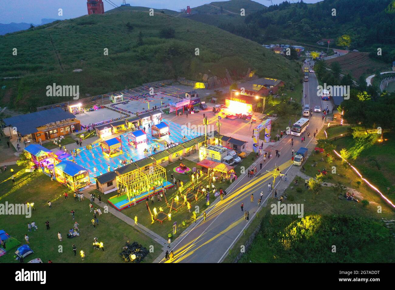 Baili Desert scenic area held alpine grassland summer cool festival and Mango Hi singing music ...