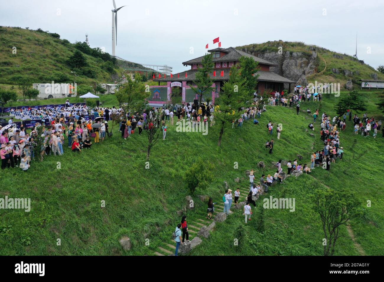 Baili Desert scenic area held alpine grassland summer cool festival and Mango Hi singing music ...