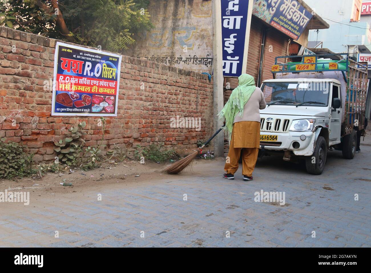 Indian road sweeper hi-res stock photography and images - Alamy